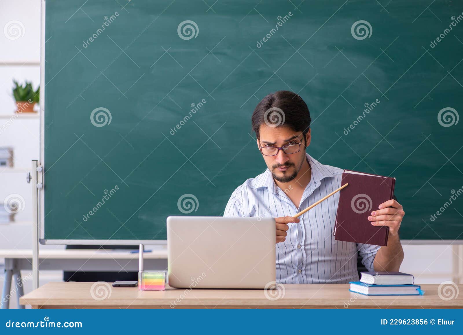 Un Jeune Enseignant Masculin Devant Le Tableau Photo stock - Image du ...