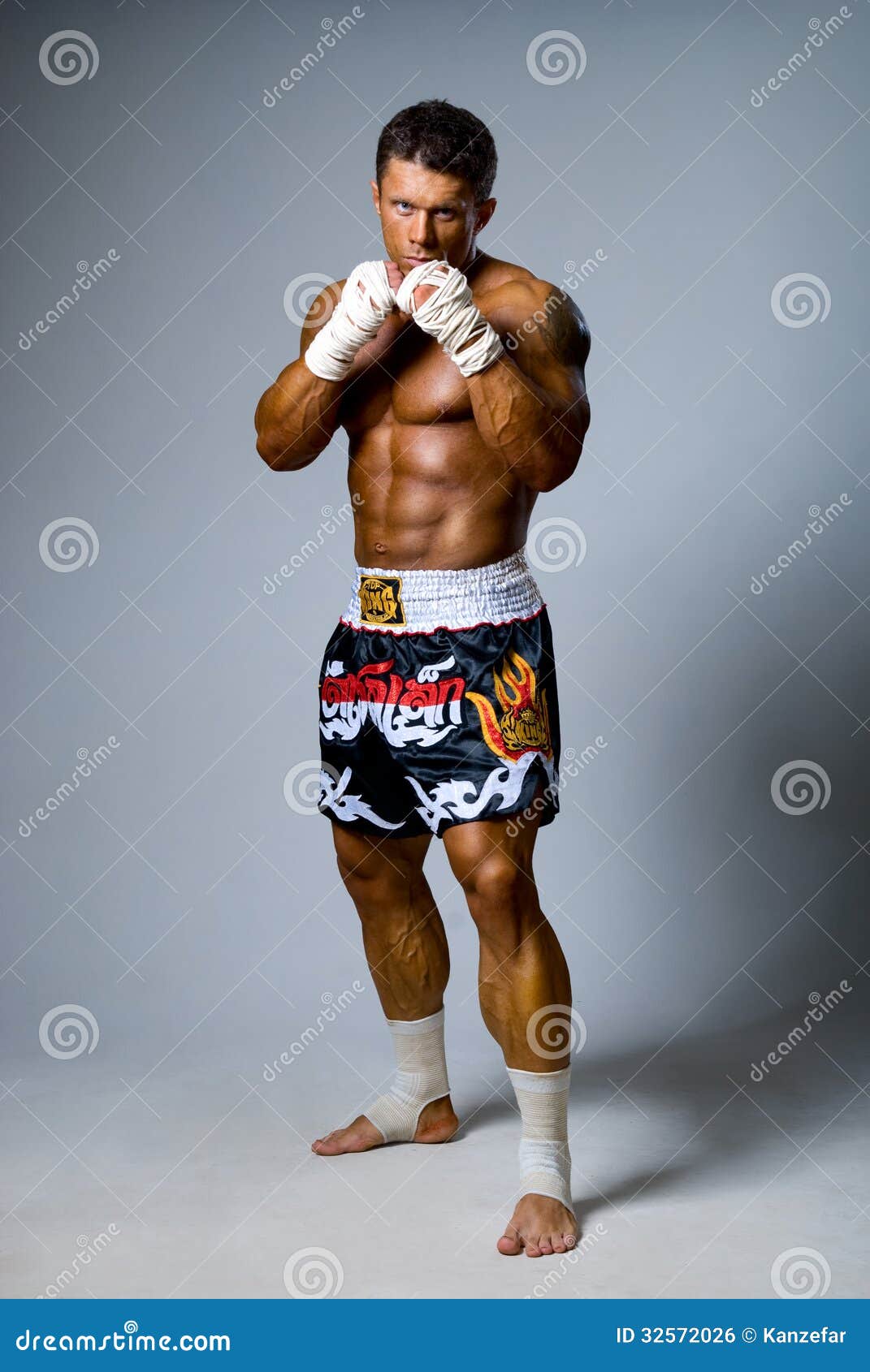 Un Kickboxer Experimentado Del Combatiente Listo Para Una Lucha Foto de ...