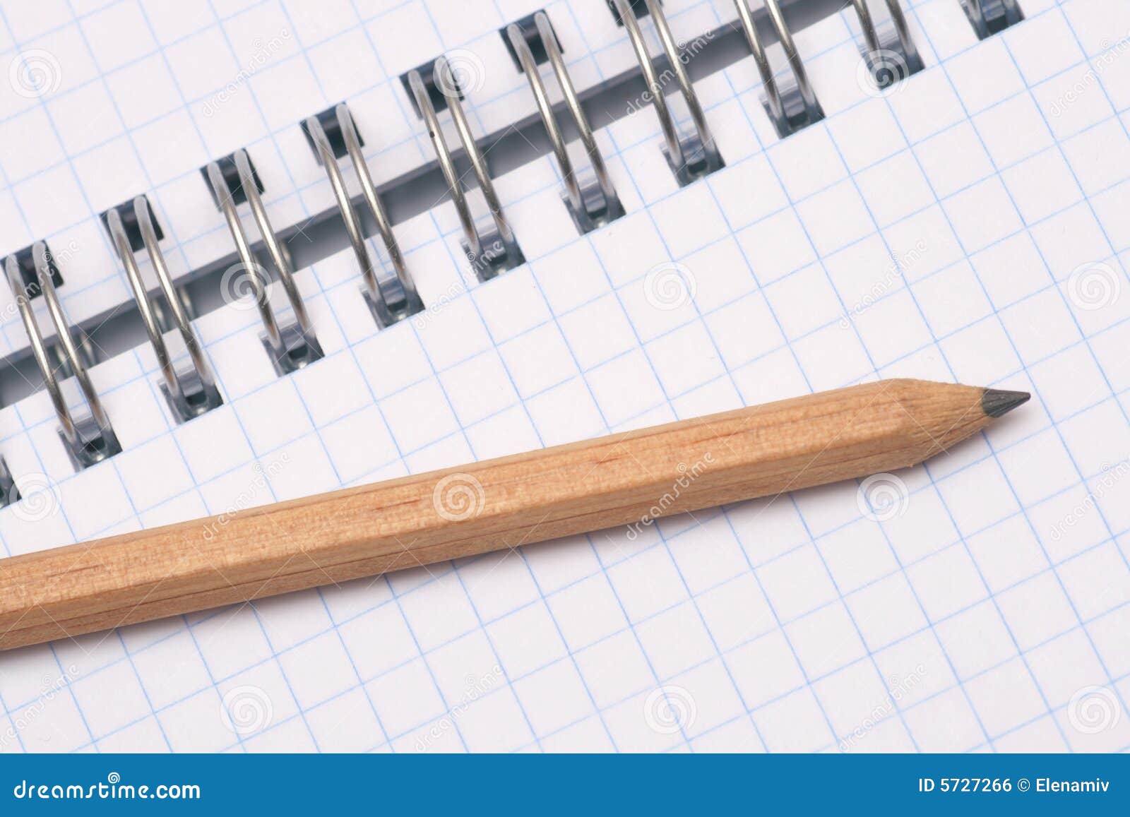 Un lápiz y una libreta. foto de archivo. Imagen de fondos - 5727266