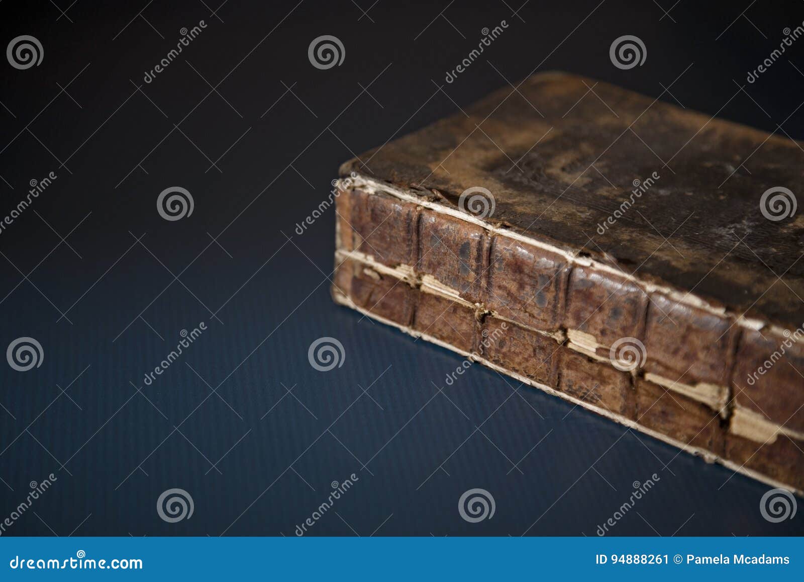 Un Libro Roto Antiguo En Una Tabla Imagen de archivo - Imagen de ...