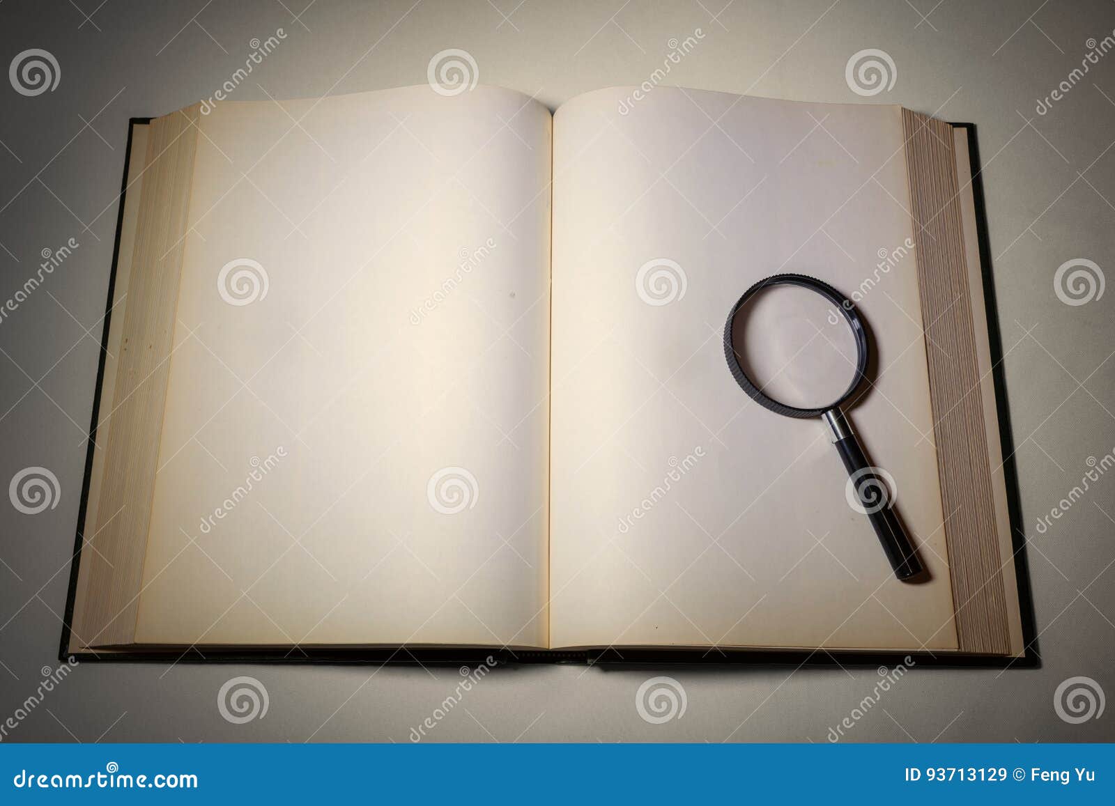 Un Libro Y Una Lupa Abiertos Imagen de archivo - Imagen de copia ...