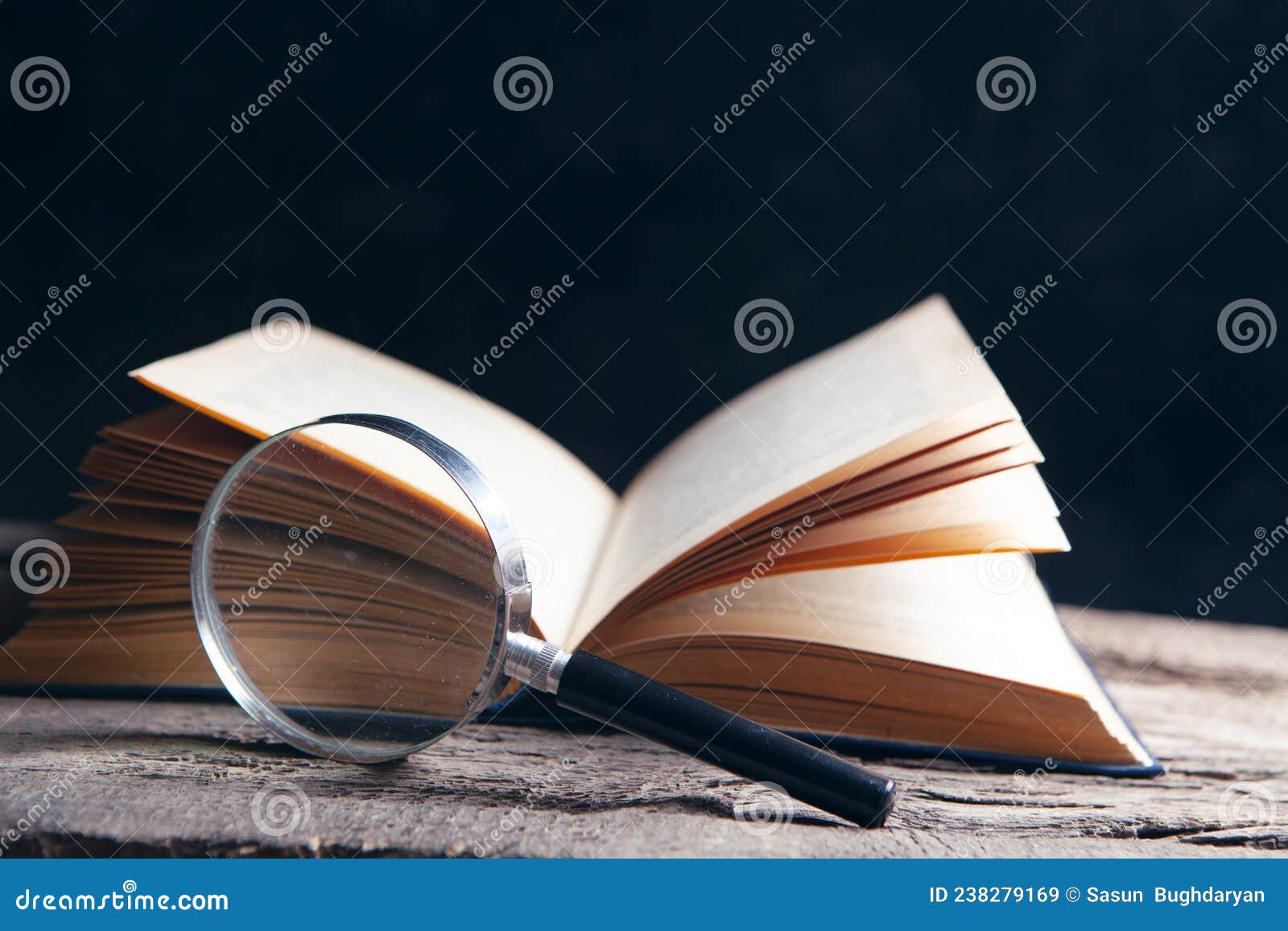 Un Libro Y Una Lupa Sobre La Mesa Imagen de archivo - Imagen de cristal ...