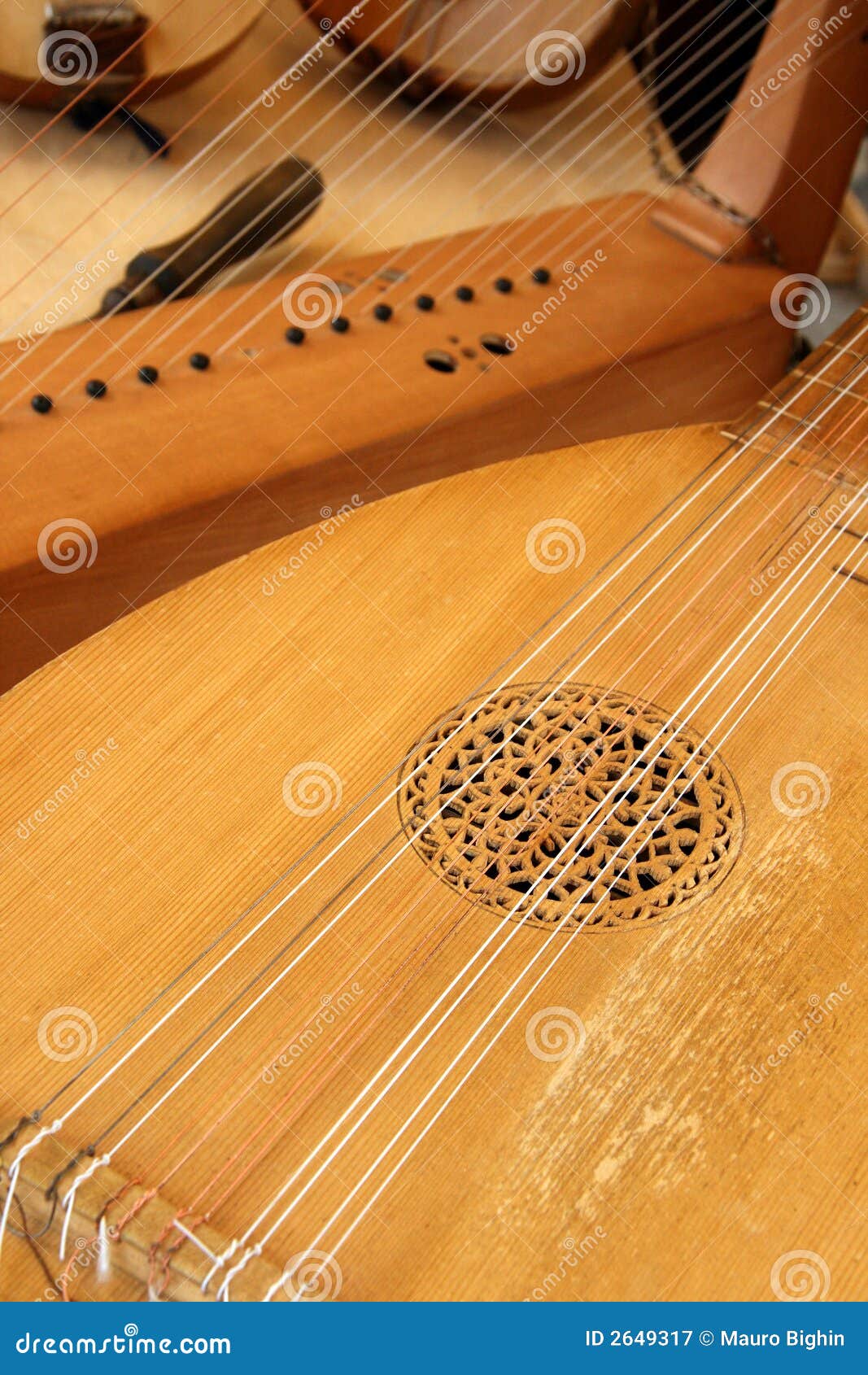 Un liuto antico immagine stock. Immagine di creazione - 2649317