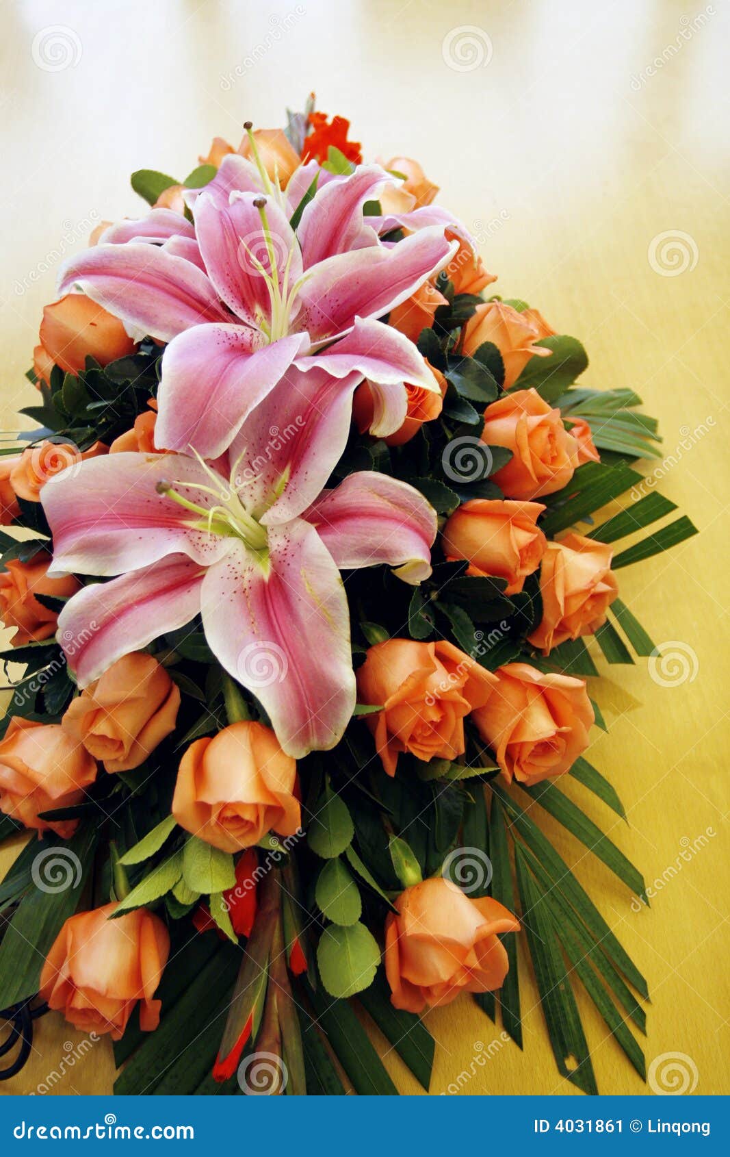 Un manojo de flores imagen de archivo. Imagen de verde - 4031861