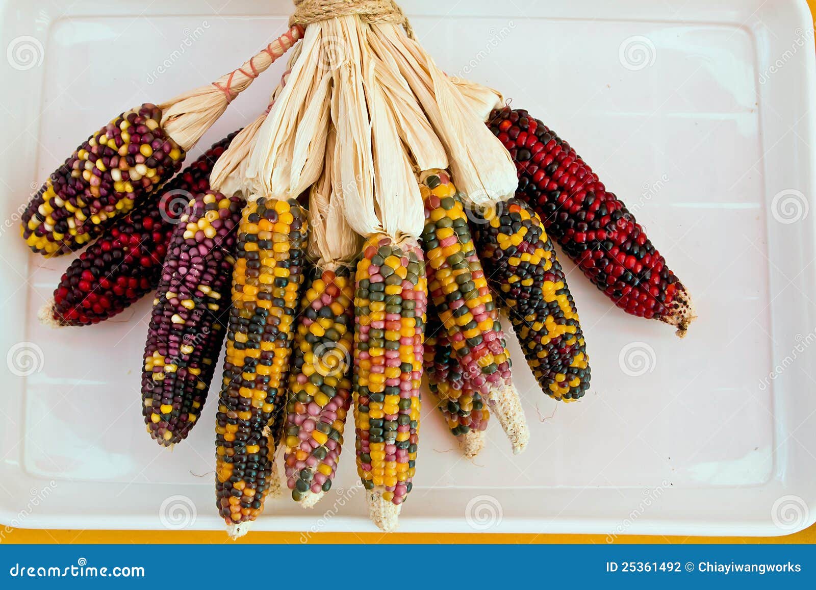 Un manojo de granos foto de archivo. Imagen de negro - 25361492