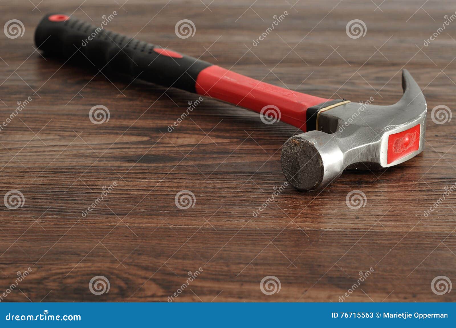 Un martillo rojo y negro imagen de archivo. Imagen de metal - 76715563