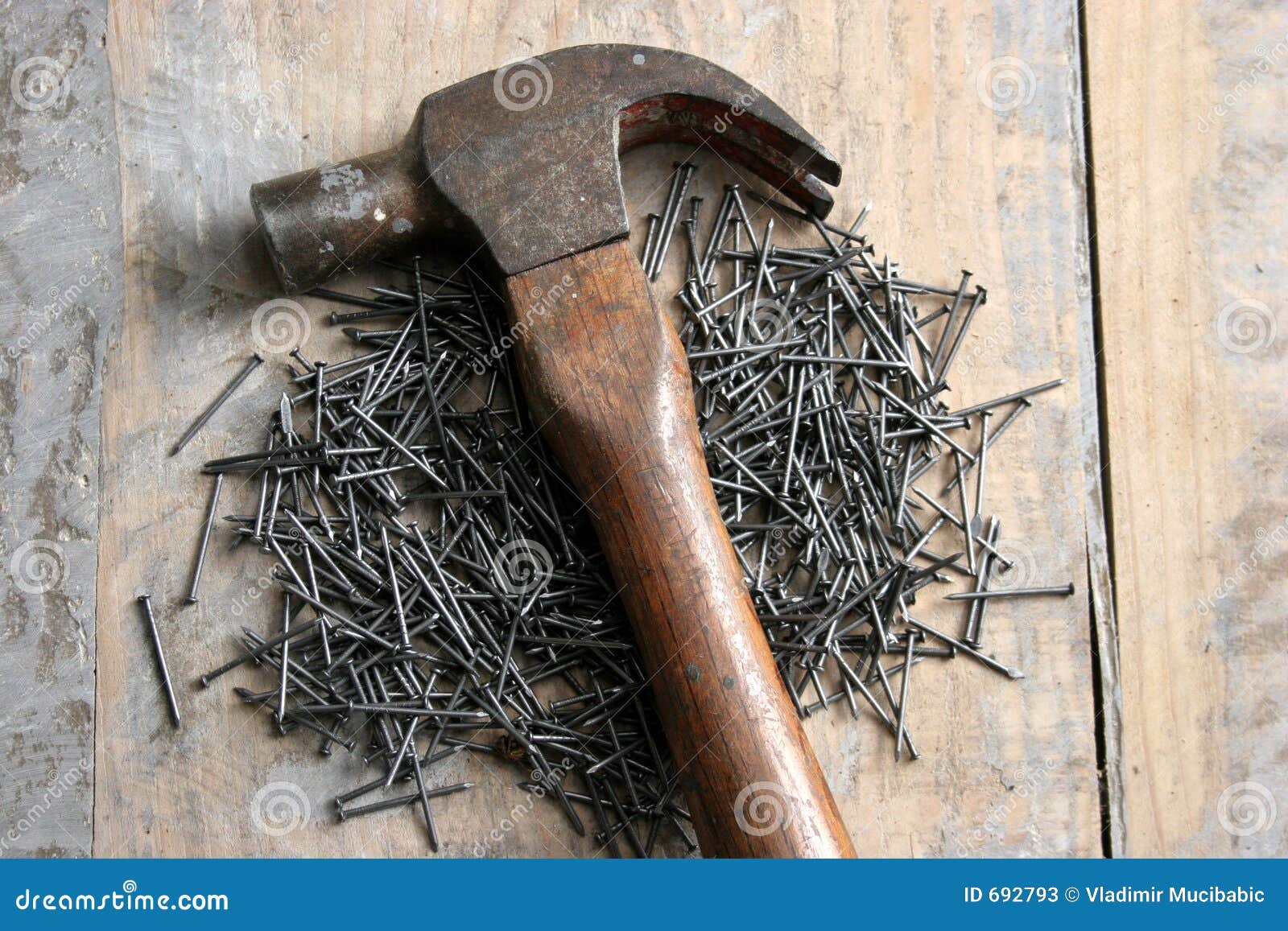 Un martillo y un clavo imagen de archivo. Imagen de carpintero - 692793