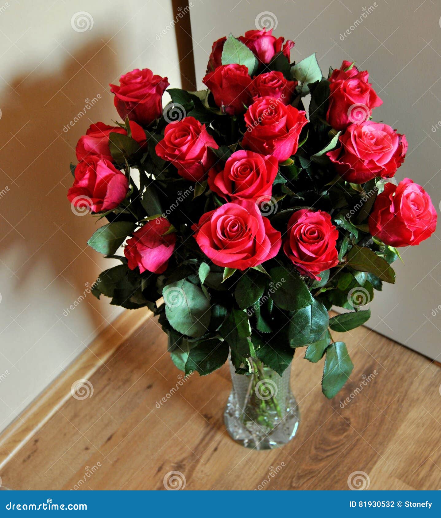 Un Mazzo Di Rose Rosse in Un Vaso Fotografia Stock - Immagine di ...