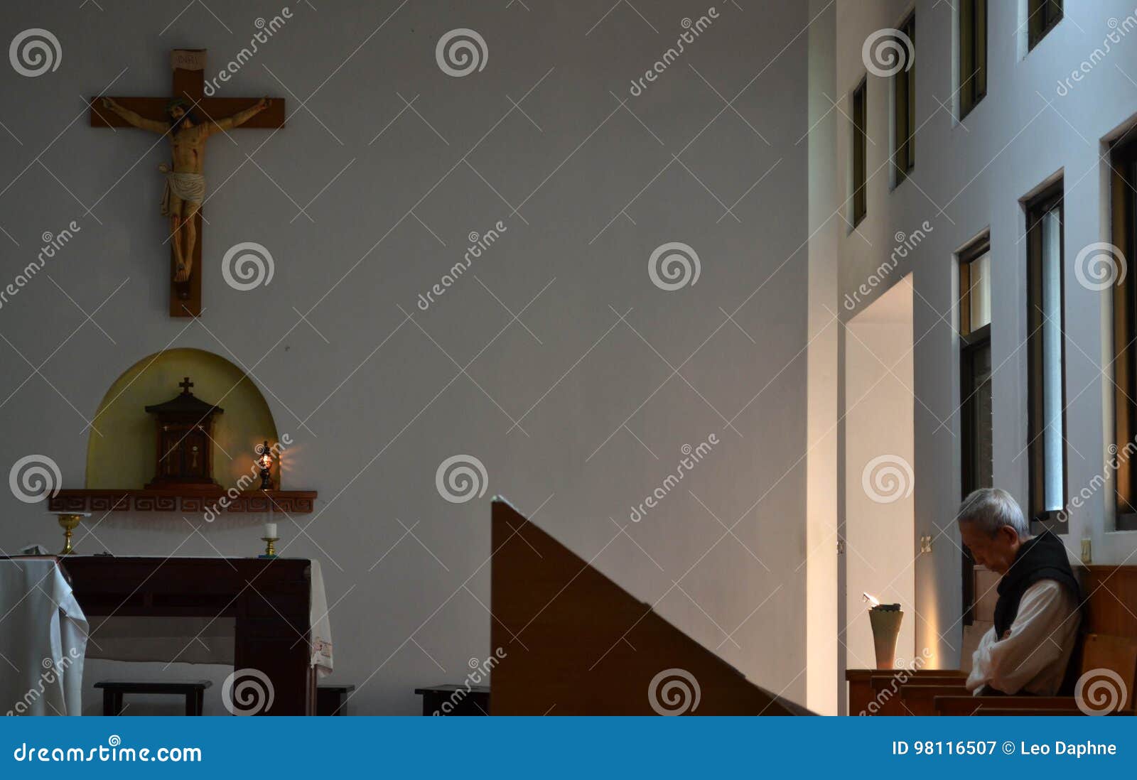 Un Moine De Trappiste Dans La Méditation Photographie éditorial - Image ...