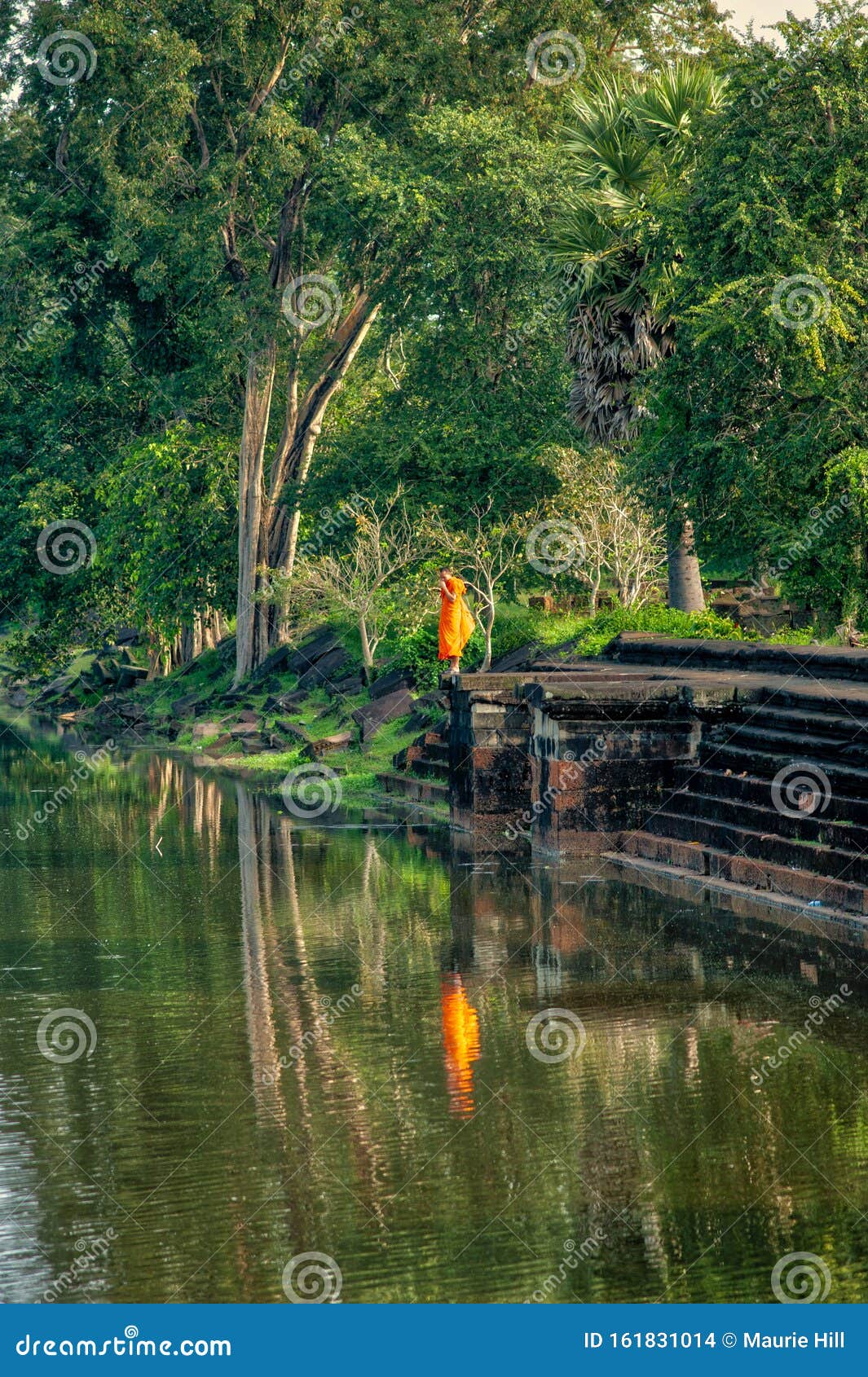 Un Moment De Tranquillité Pour Un Jeune Moine Image Stock éditorial