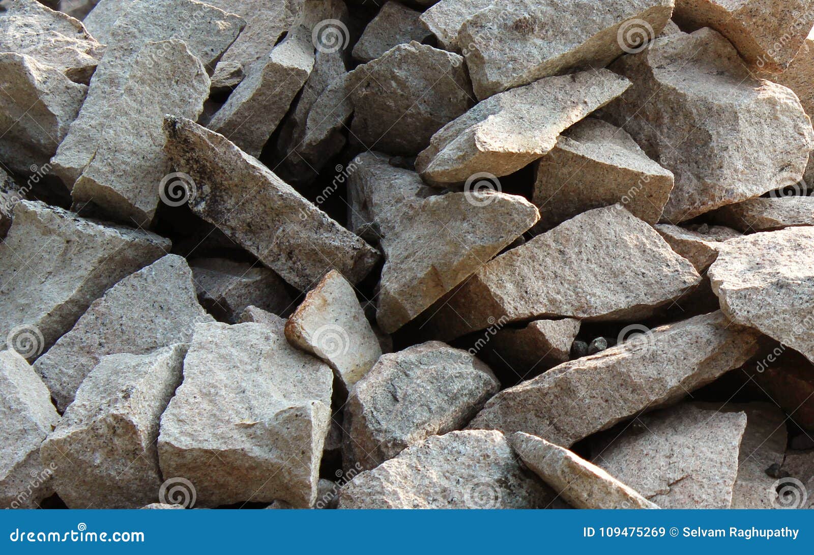 Un Mucchio Delle Pietre Grige Immagine Stock - Immagine di nave, ghiaia ...