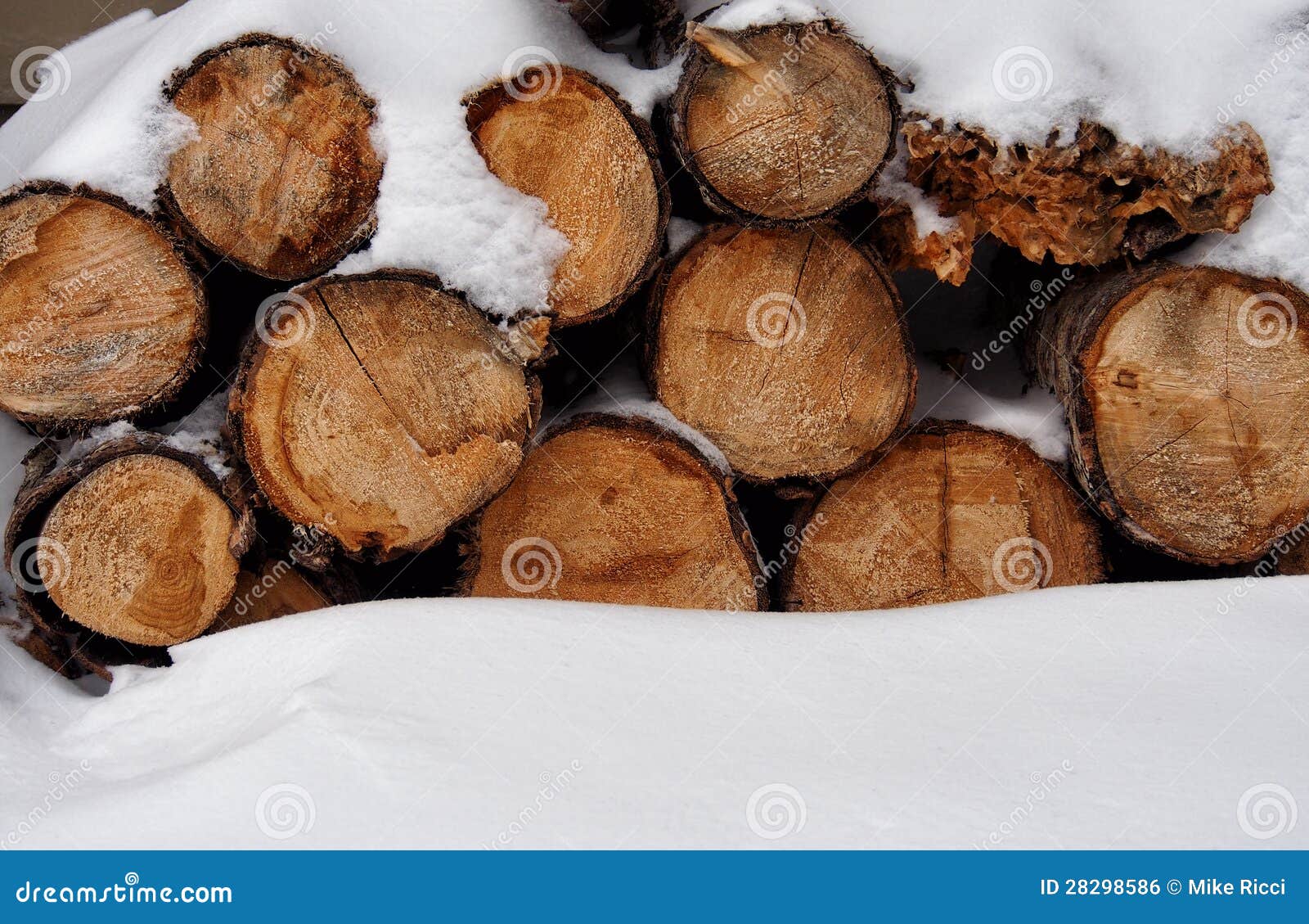 Un Mucchio Di Legno in Neve Fotografia Stock - Immagine di copertura ...