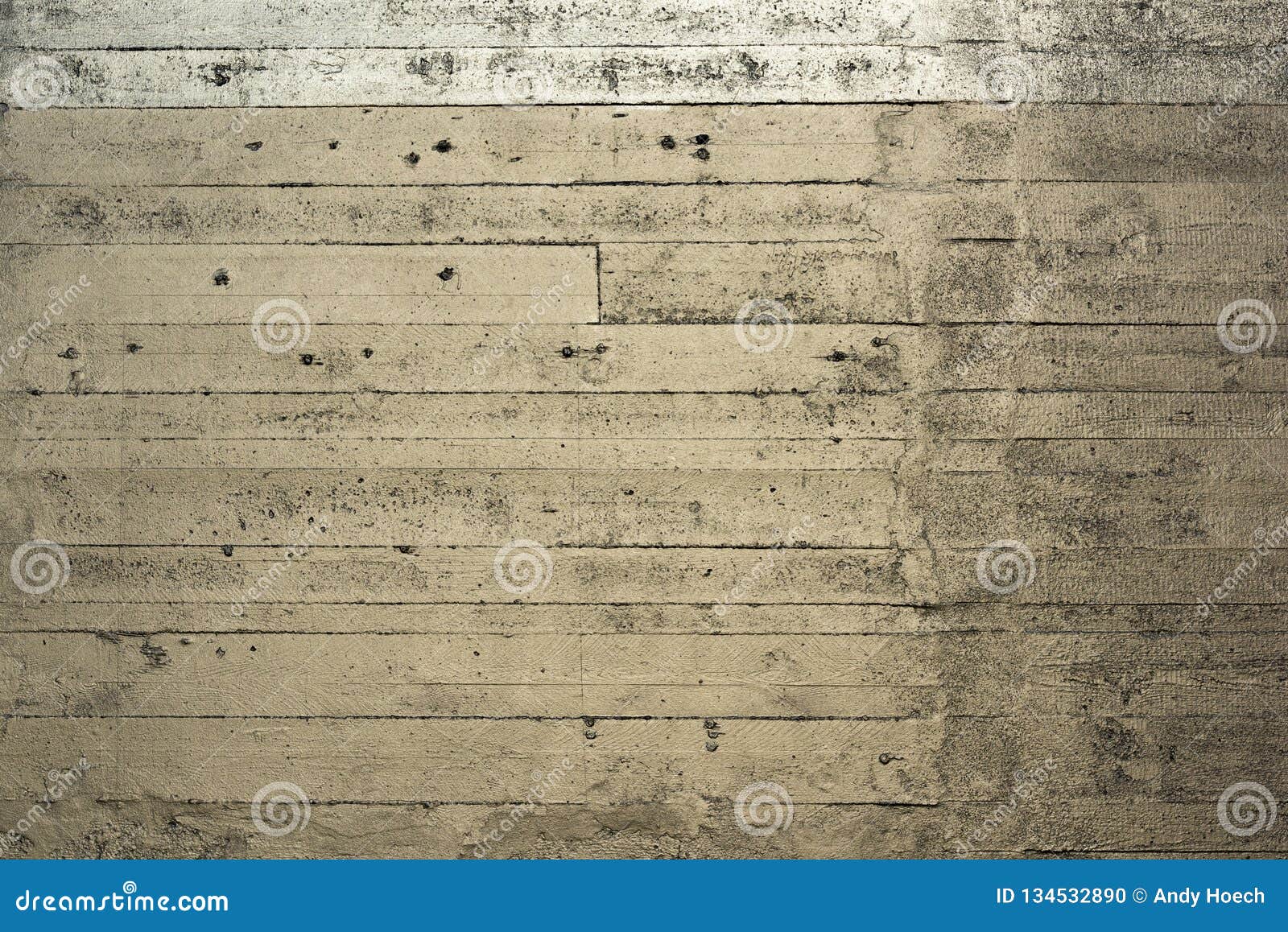 Un Muro De Cemento Coloreado Oro De Plata Rayado Foto de archivo ...