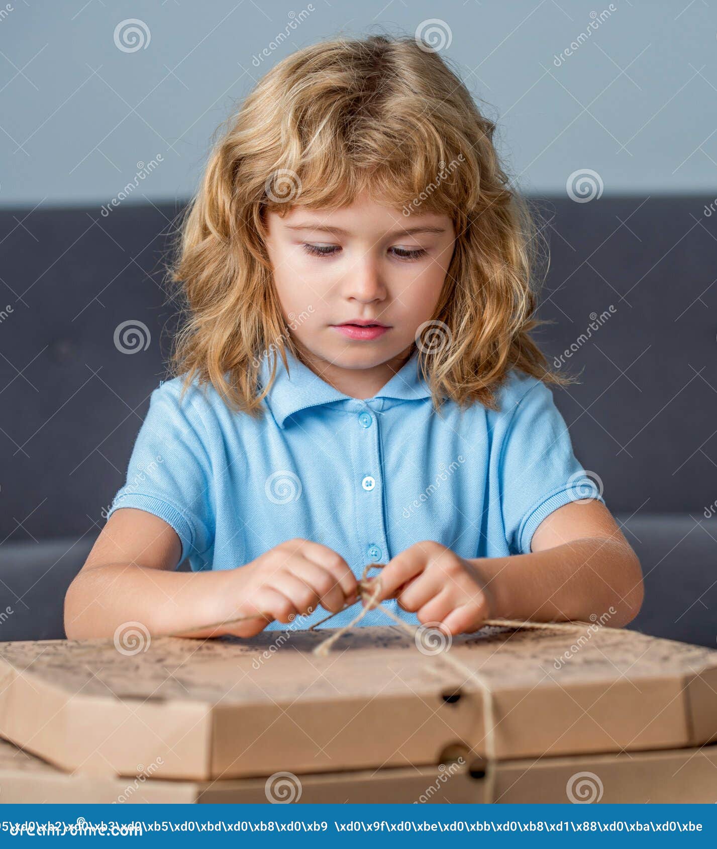 Un Niño Sorprendido Por Una Gran Caja Con Una Inmensa Pizza Muy ... Un Niño Sorprendido Por Una Gran Caja Con Una Inmensa Pizza Muy ...