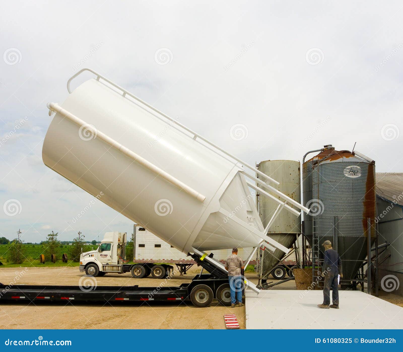 Un Nuovo Silo Che Arriva Ad Un'azienda Agricola Di Maiale Nell'azienda ... Un Nuovo Silo Che Arriva Ad Un'azienda Agricola Di Maiale Nell'azienda ...