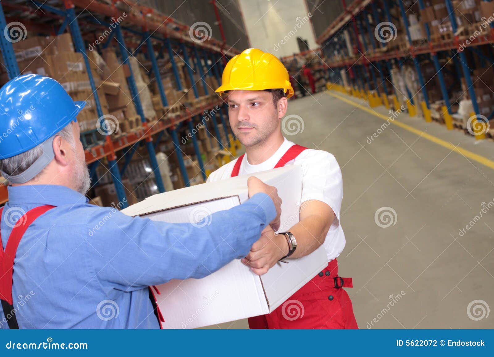 Un Operaio Che Riceve Casella Da Un Altro Fotografia Stock - Immagine ...