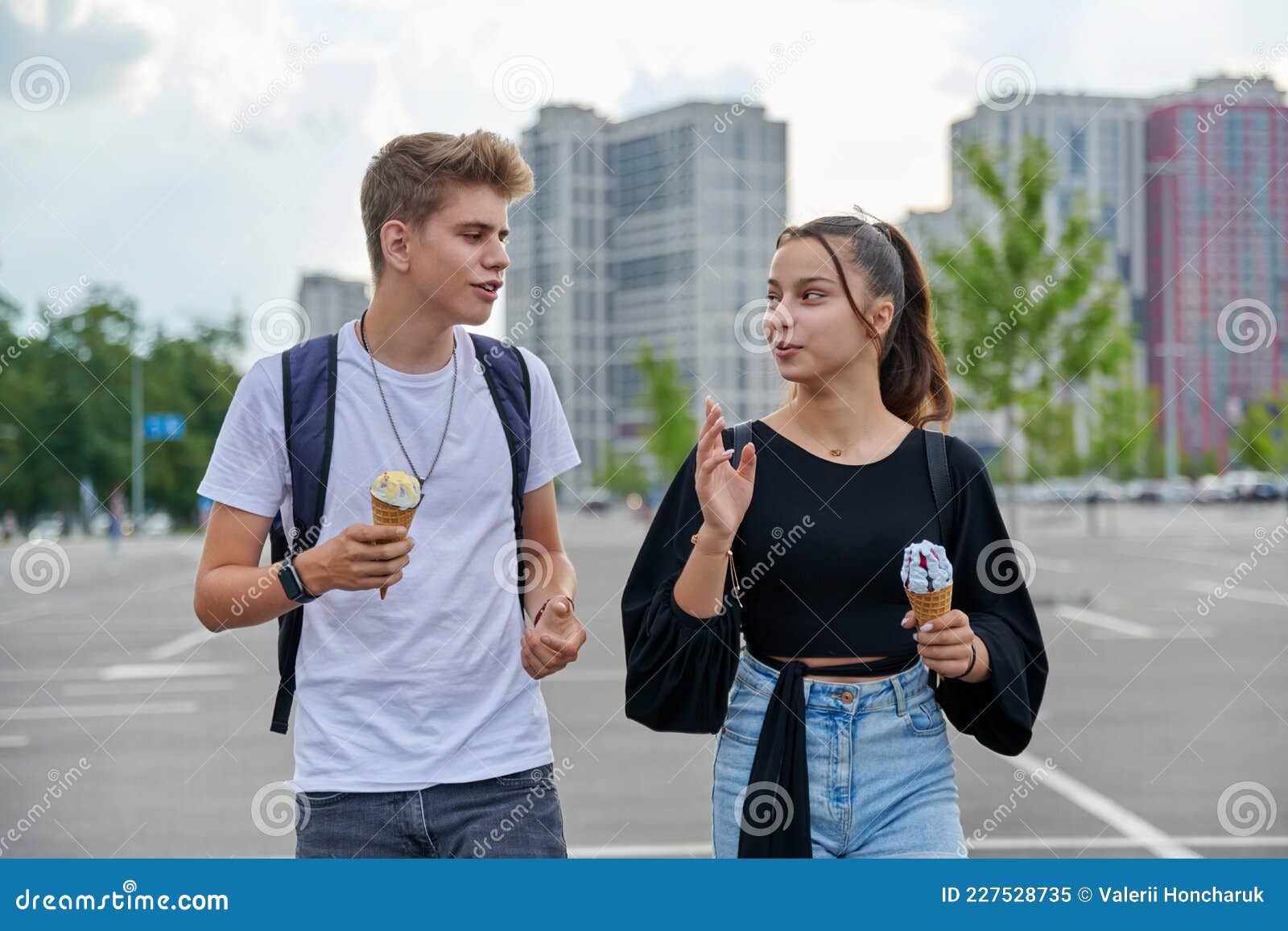 Un Par De Adolescentes Hablando Feliz Caminando Juntos En La Ciudad