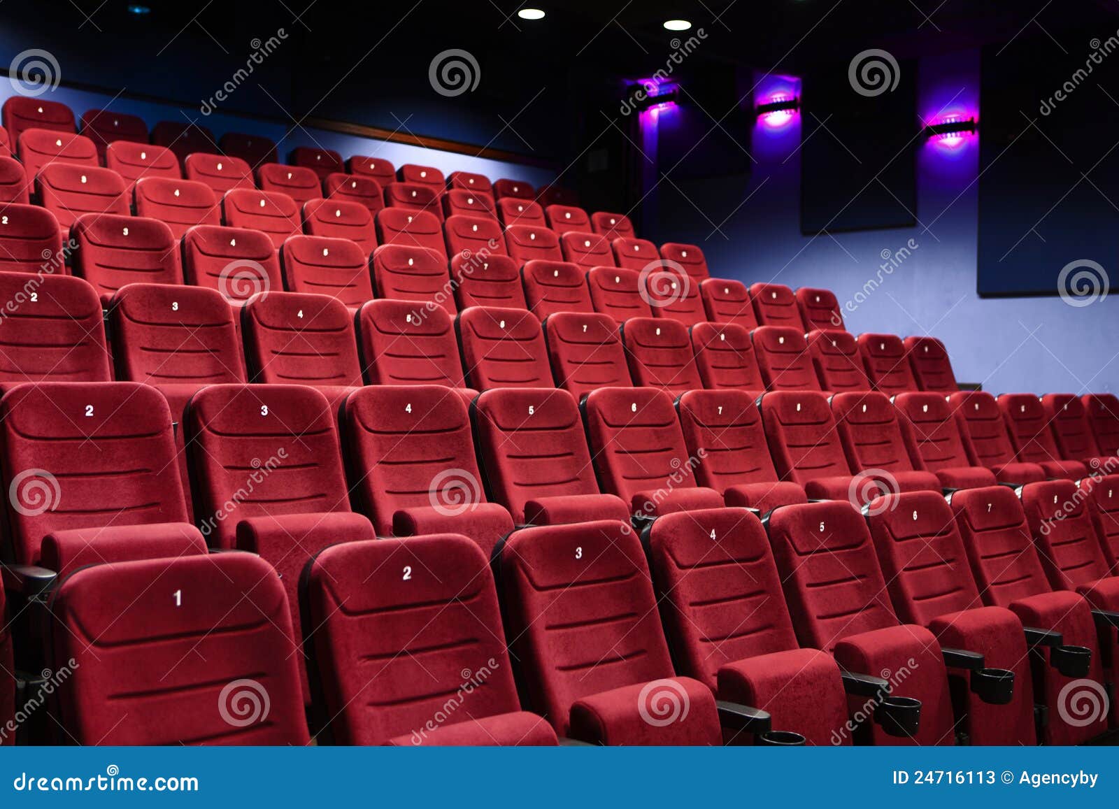 Un pasillo del cine imagen de archivo. Imagen de persona - 24716113