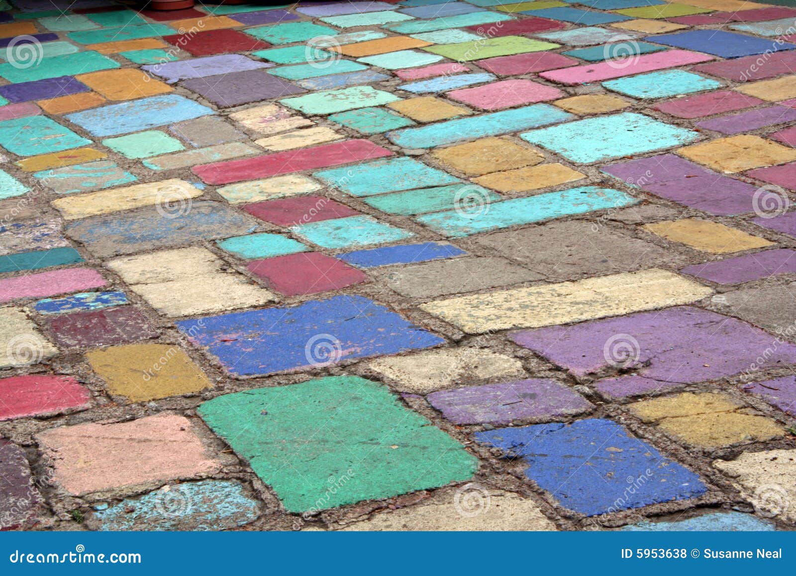 Un Patio Colorido Embaldosado Foto de archivo - Imagen de balboa ...
