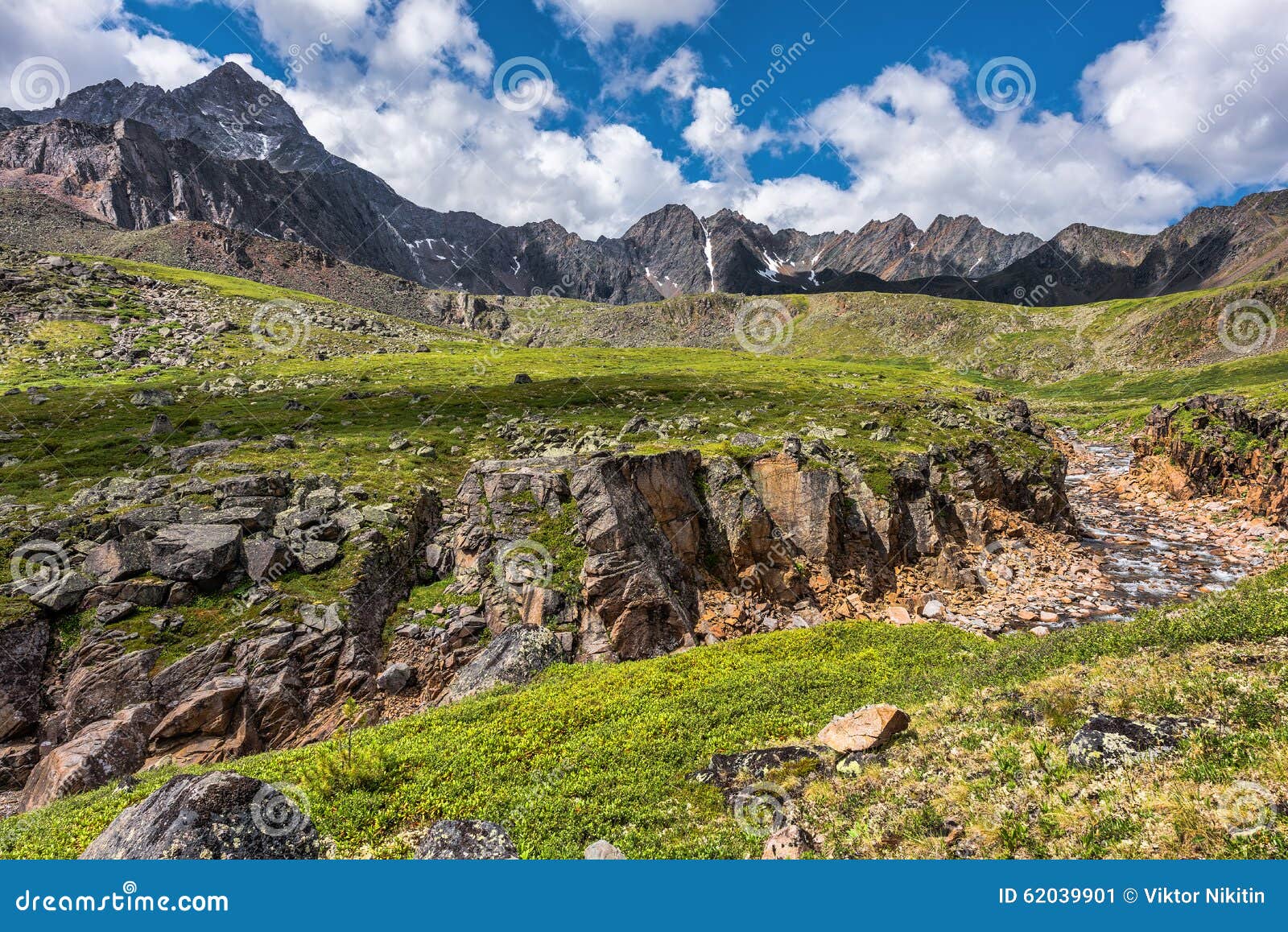 Un Petit Canyon Dans La Toundra Alpine Image stock - Image du bleu ...