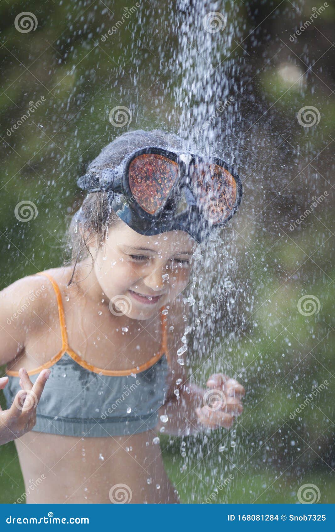 Un Peu Fille En Bikini Dans Le Jet Deau Dans La Douche Photo Stock