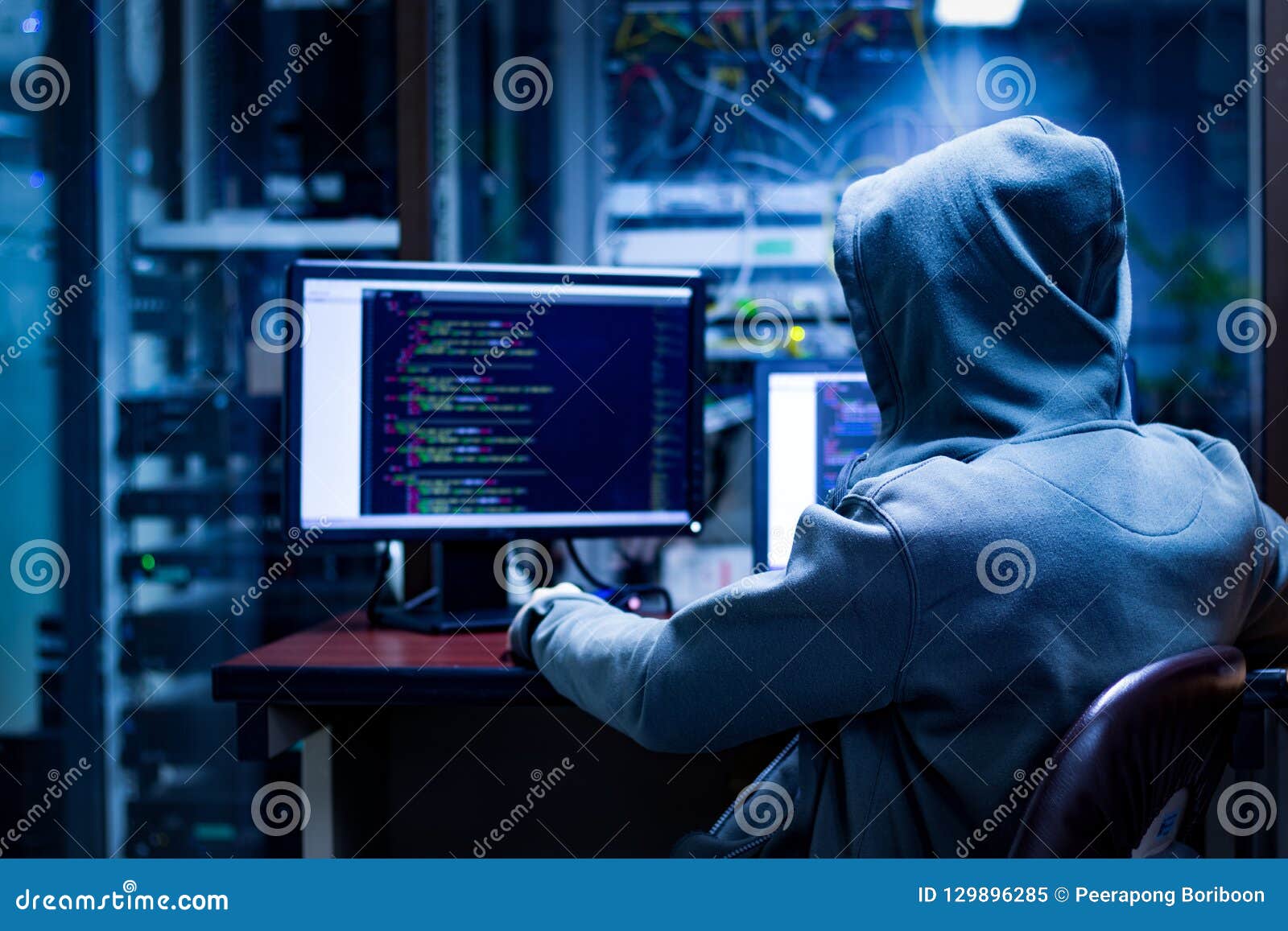 Un Pirata Informatico Che Codifica Server Immagine Stock - Immagine di ...