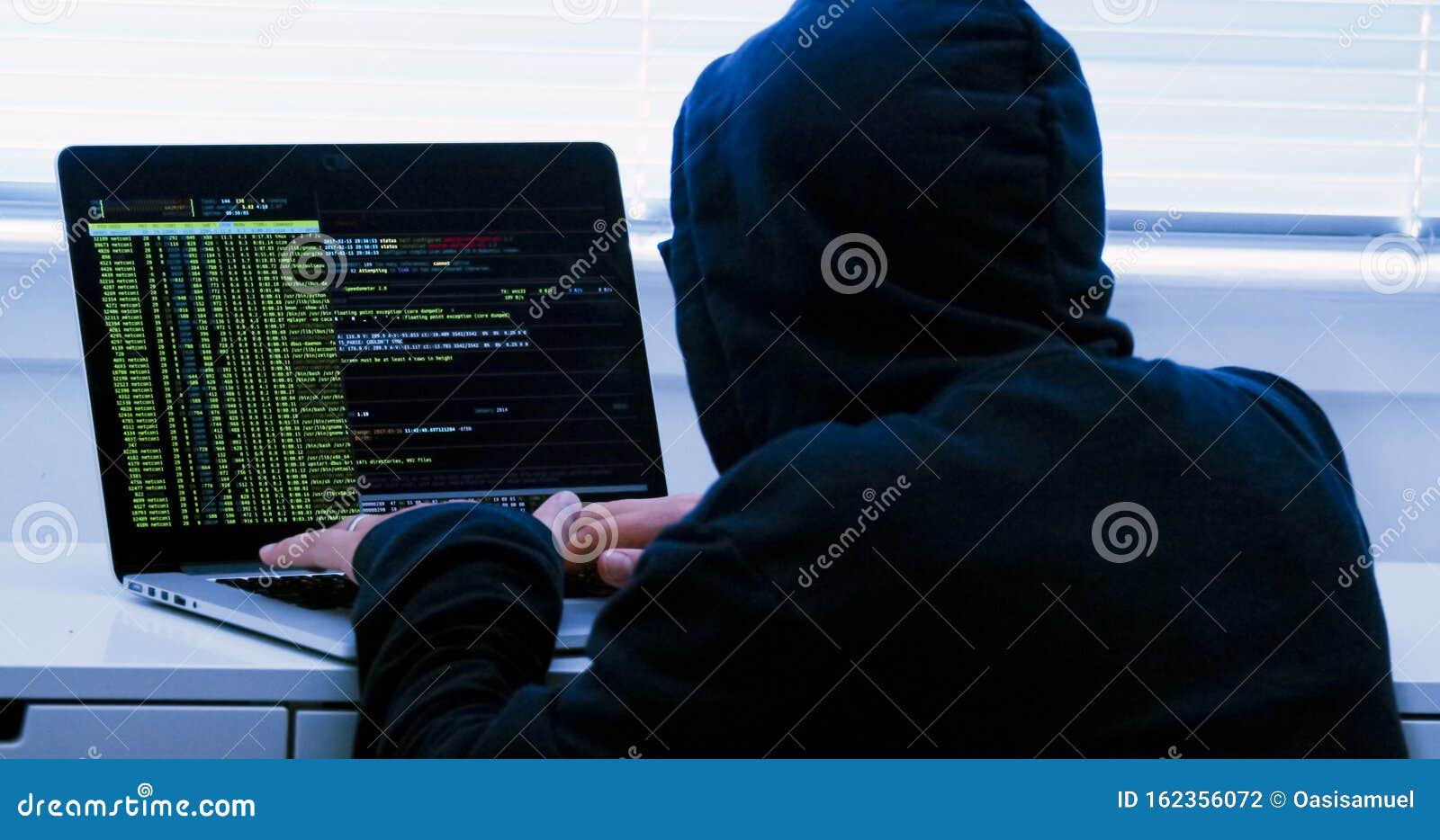 Un Pirate Tapant Un Faux Code Fictif Photo stock - Image du intimité ...