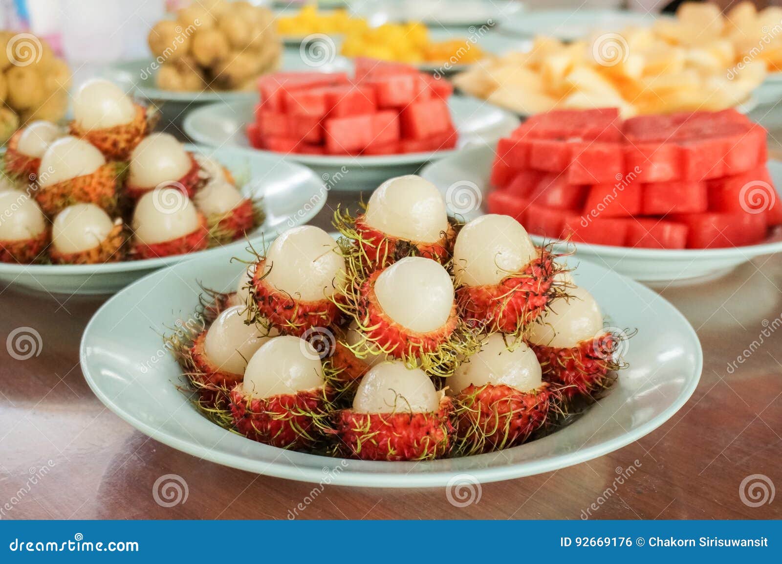Un Plato Del Rambutan Pelado Foto de archivo - Imagen de travieso ...