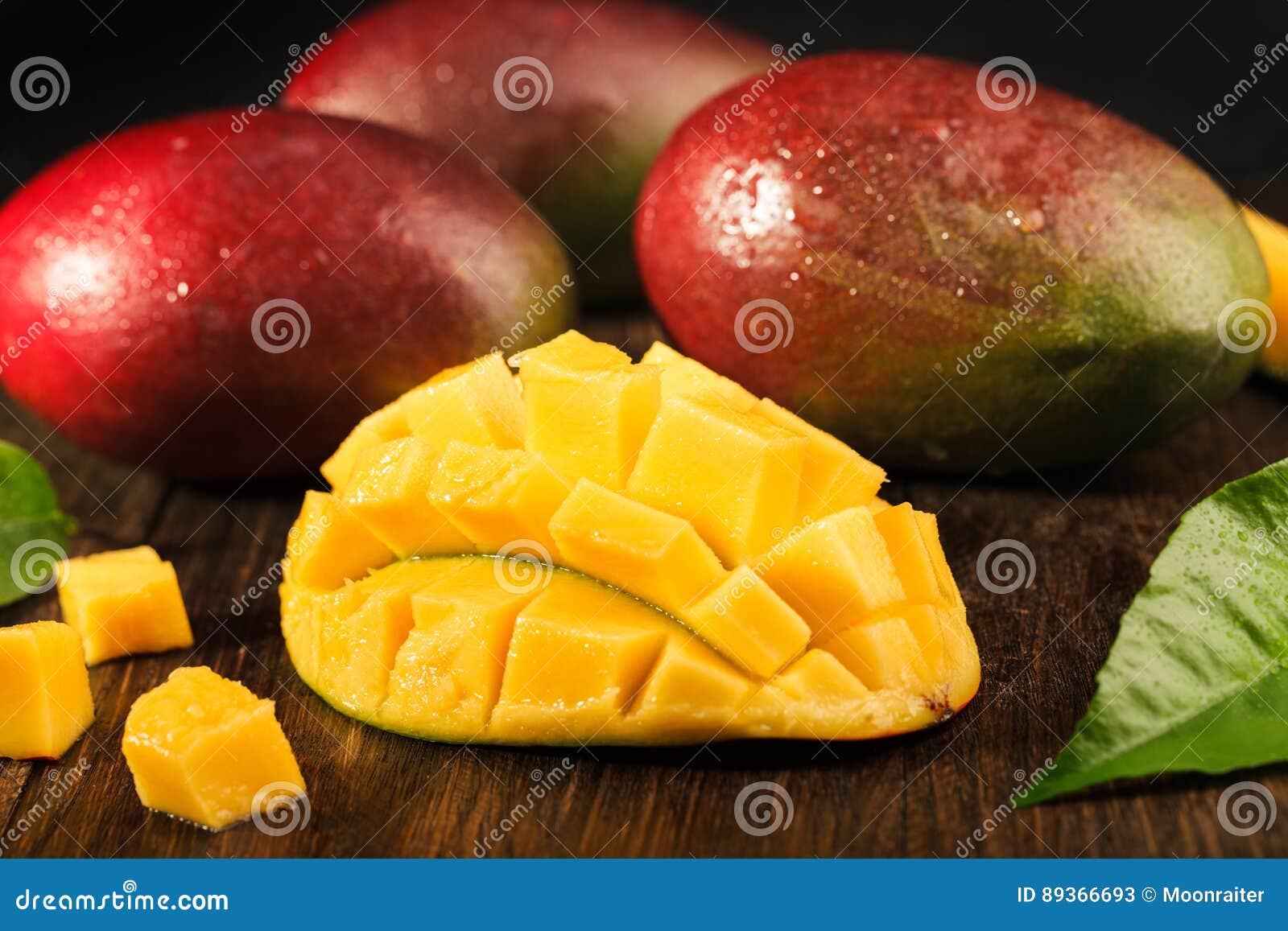 Un Poco De Mango En Tablero Enselvado Imagen de archivo - Imagen de ...