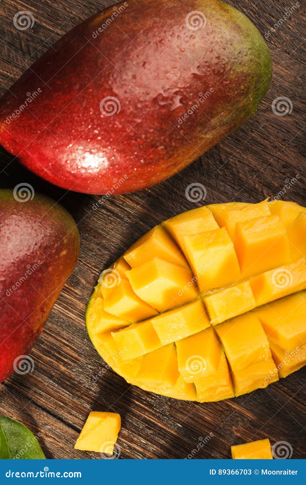 Un Poco De Mango En Tablero Enselvado Imagen de archivo - Imagen de ...