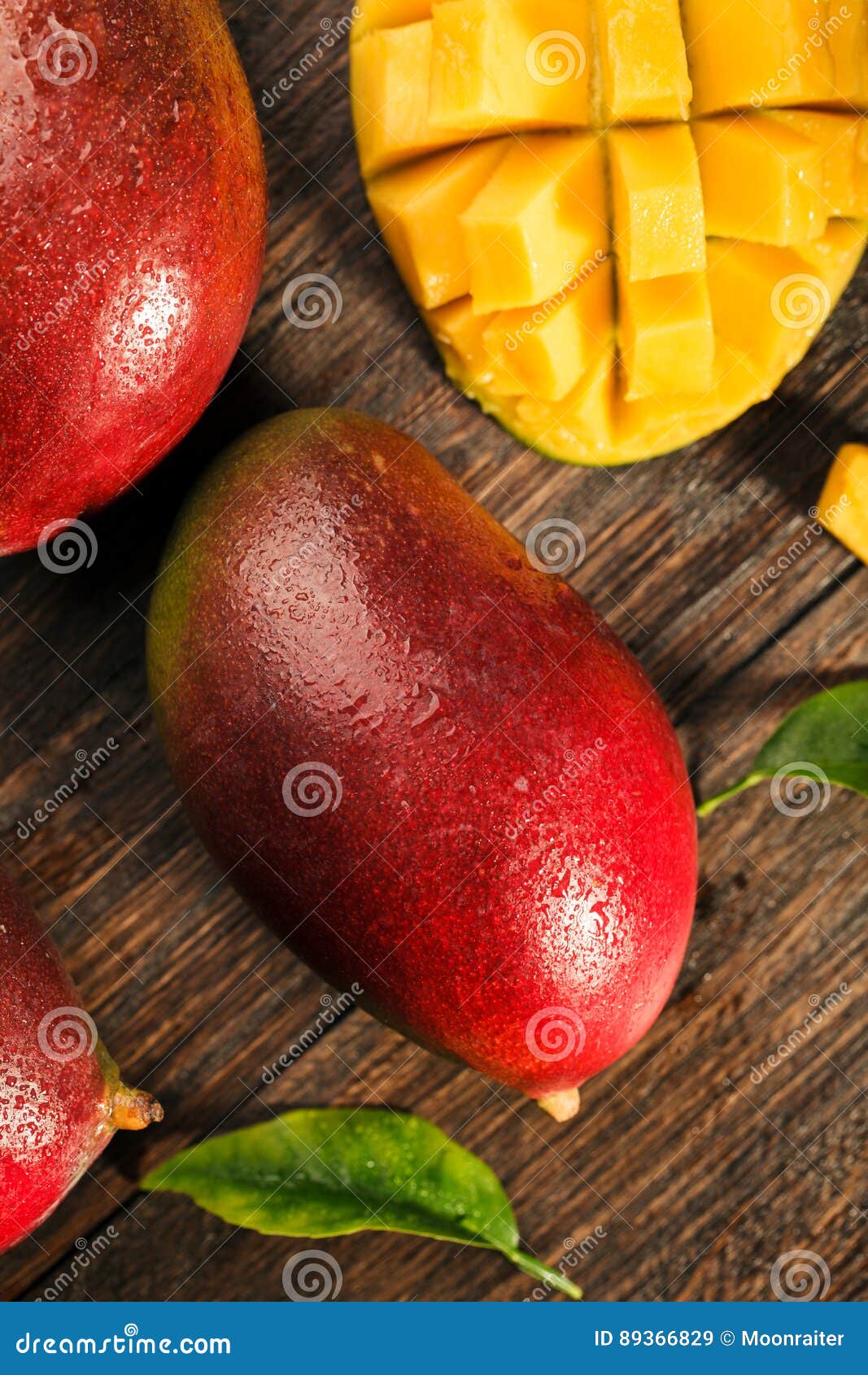 Un Poco De Mango En Tablero Enselvado Imagen de archivo - Imagen de ...