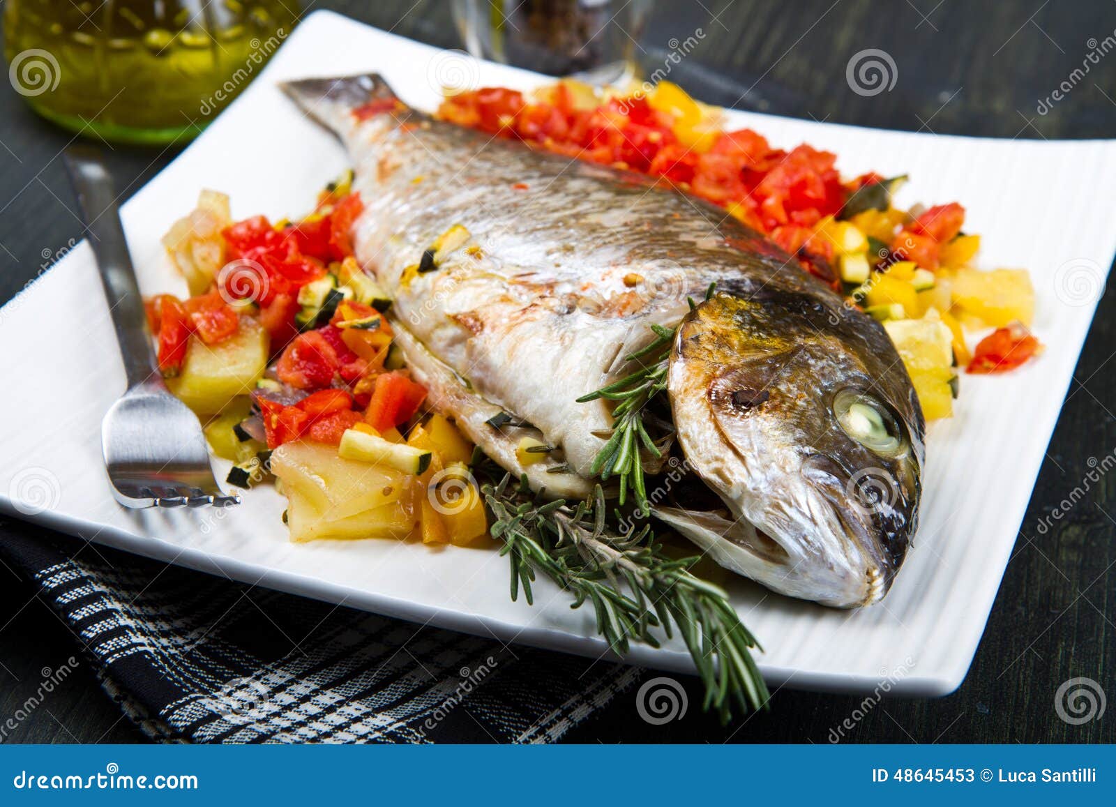 Un poisson cuit au four image stock. Image du sain, tête - 48645453