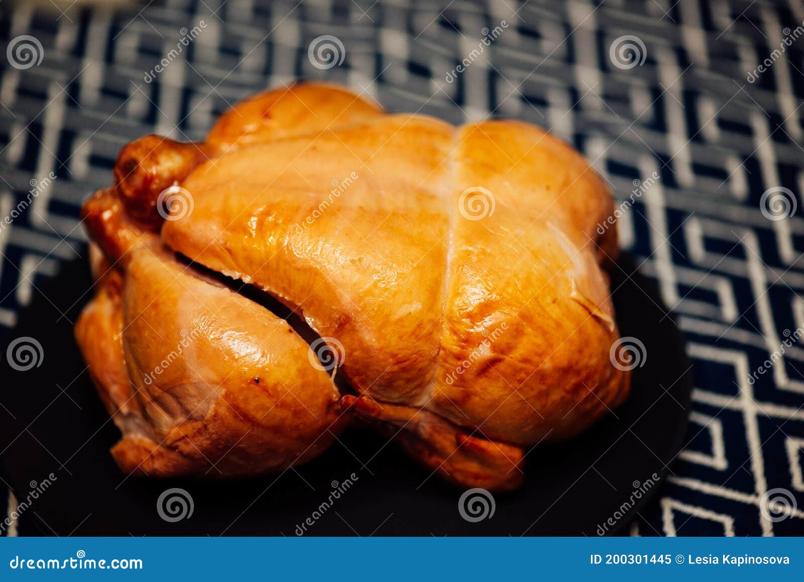 Un Pollo Ahumado En El Plato Pollo Ahumado En Un Plato Imagen de ...