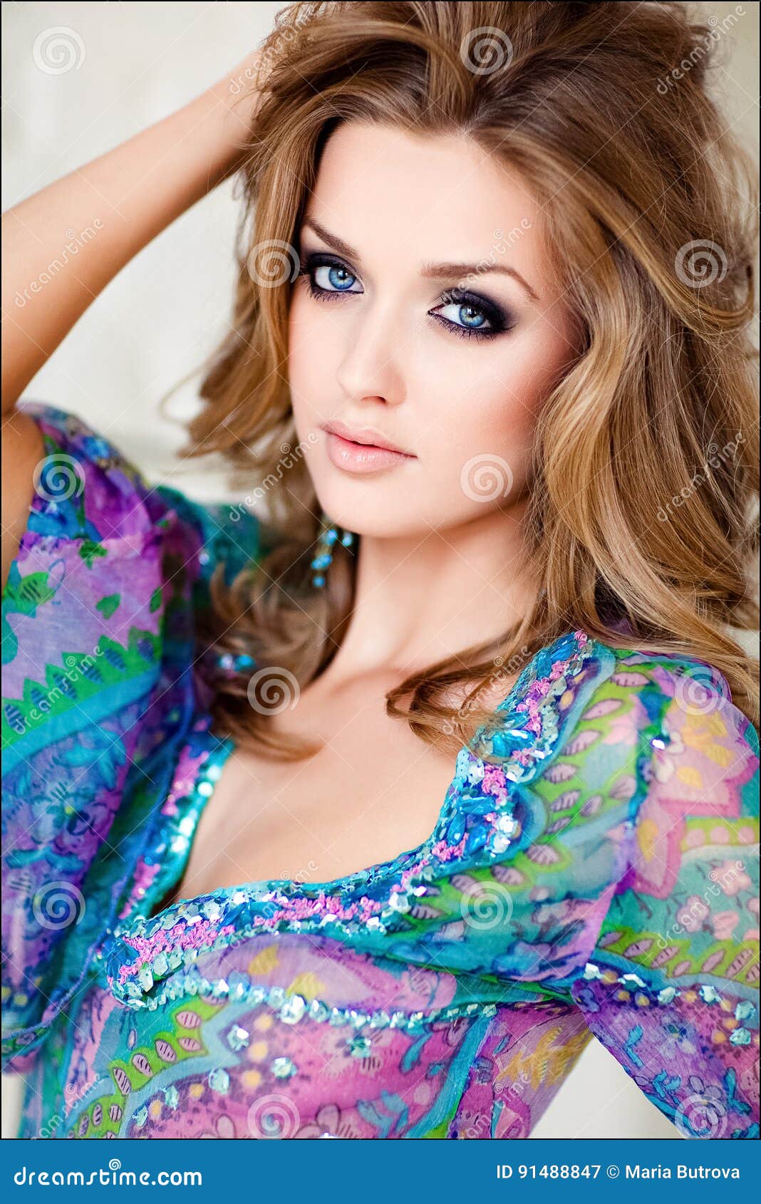 Un Portrait En Gros Plan Jeune De Fille Sexy Et Mince Avec Le Bleu Dedans Image Stock Image Du