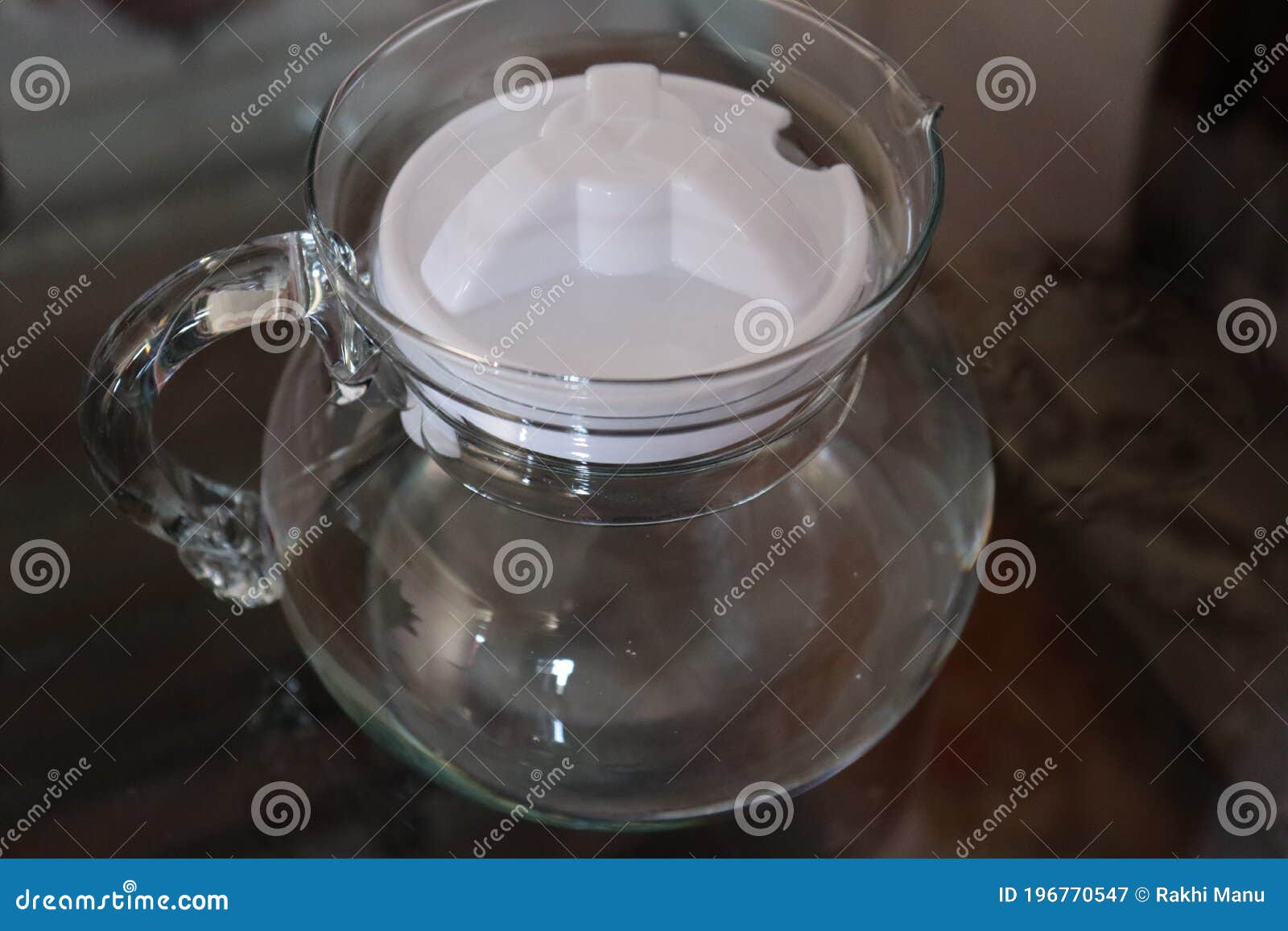 Un Pot Plein De L'eau Dans La Table Image stock - Image du complètement ...