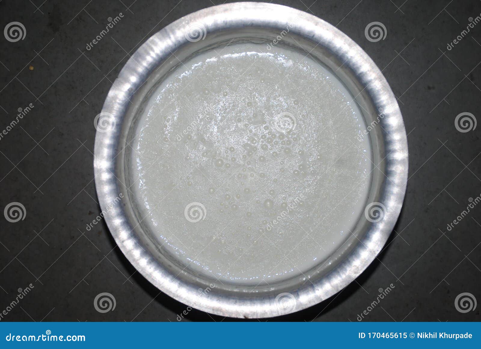 Un pot plein de lait image stock. Image du isolement - 170465615