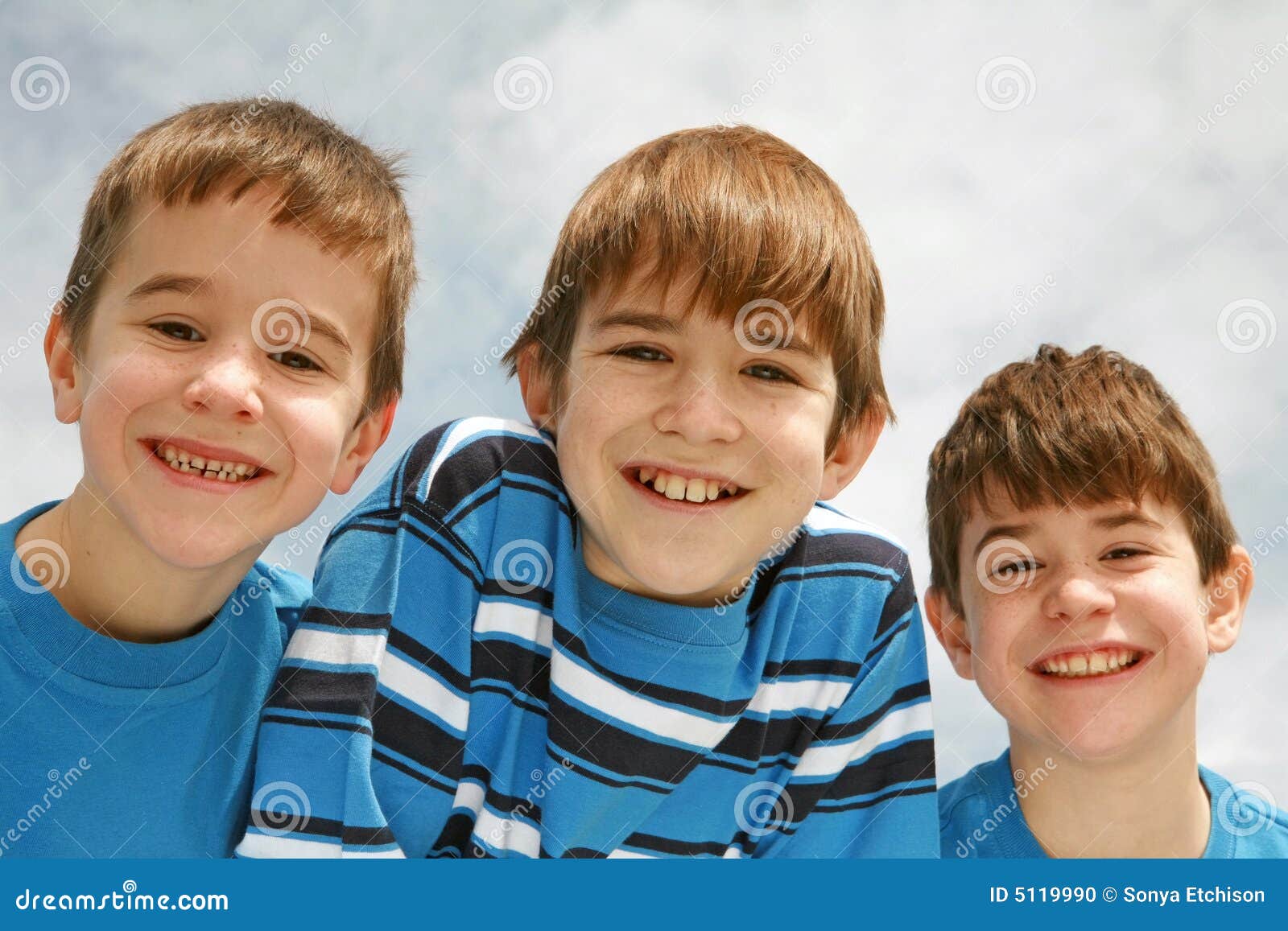 Un Primo Piano Di Tre Ragazzi Fotografia Stock - Immagine di fratelli ...