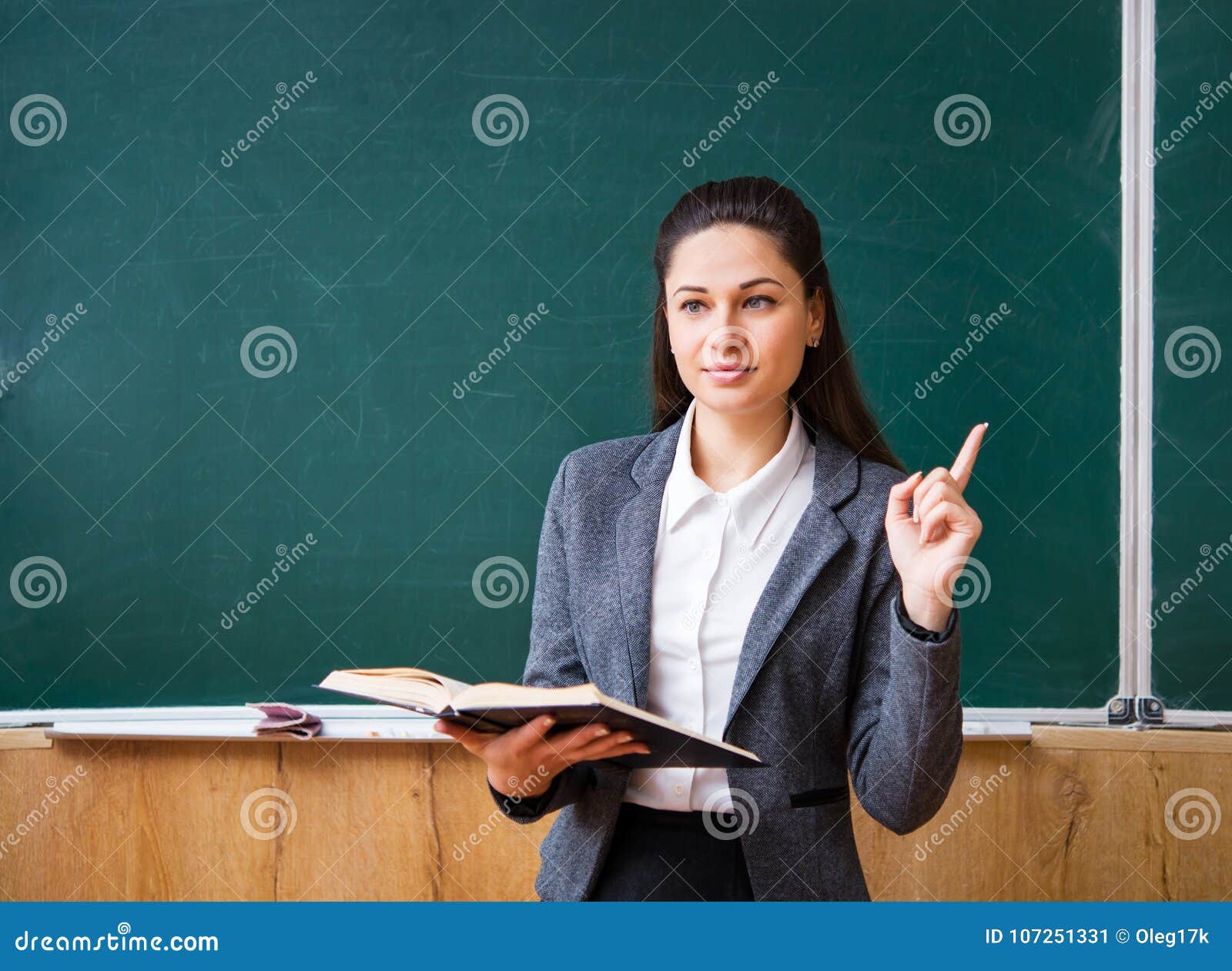 Un Profesor Explica El Contenido Del Libro Imagen de archivo - Imagen ...