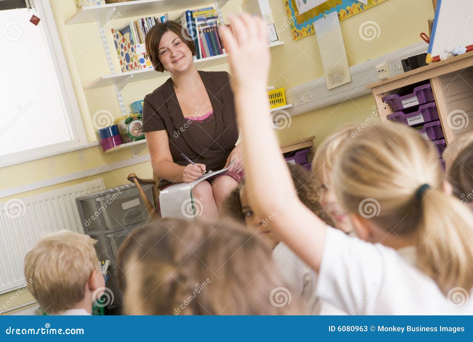Un Professeur S'asseyant Avec Une Classe Primaire Image stock - Image ...