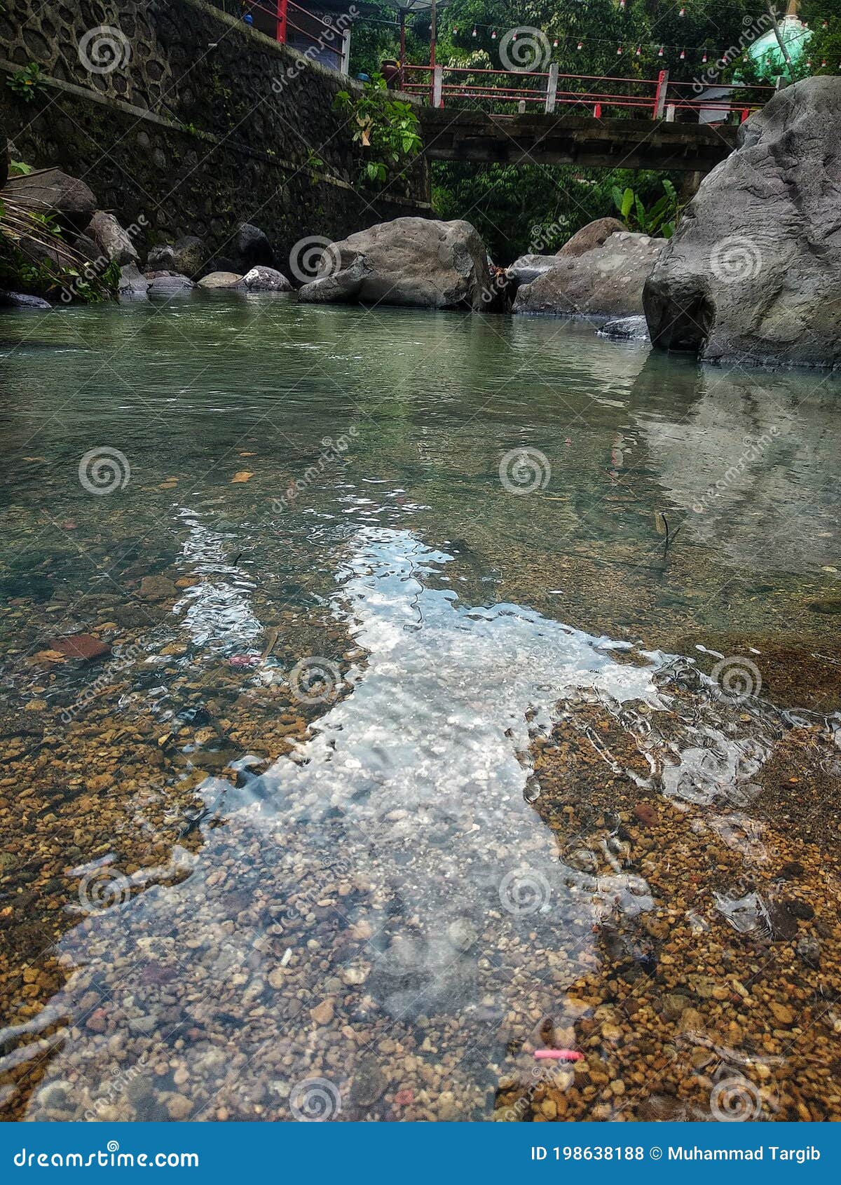 Un Río Poco Profundo Lleno De Basura Foto de archivo - Imagen de rocas ...