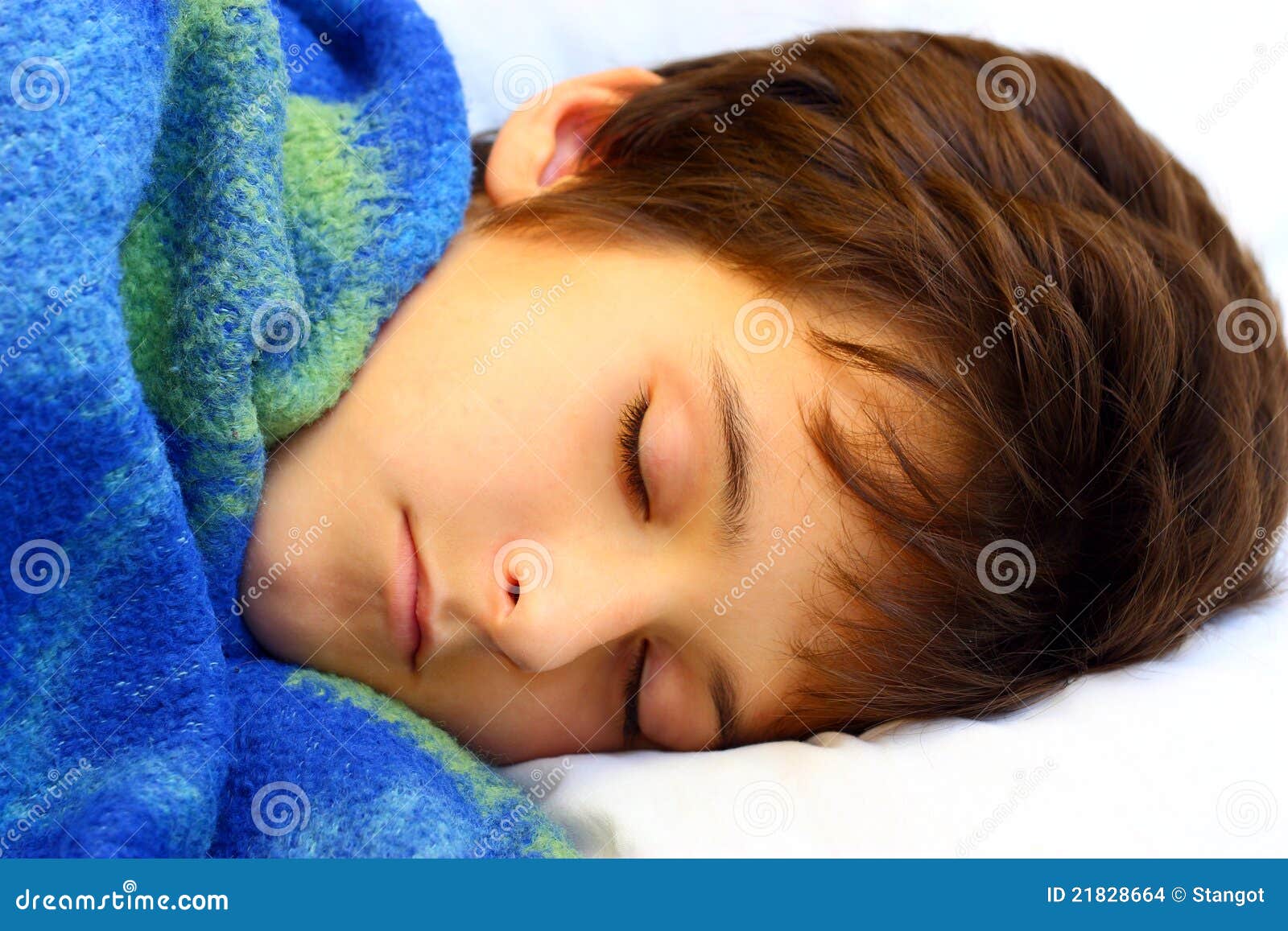 Un ragazzo addormentato fotografia stock. Immagine di coperta - 21828664