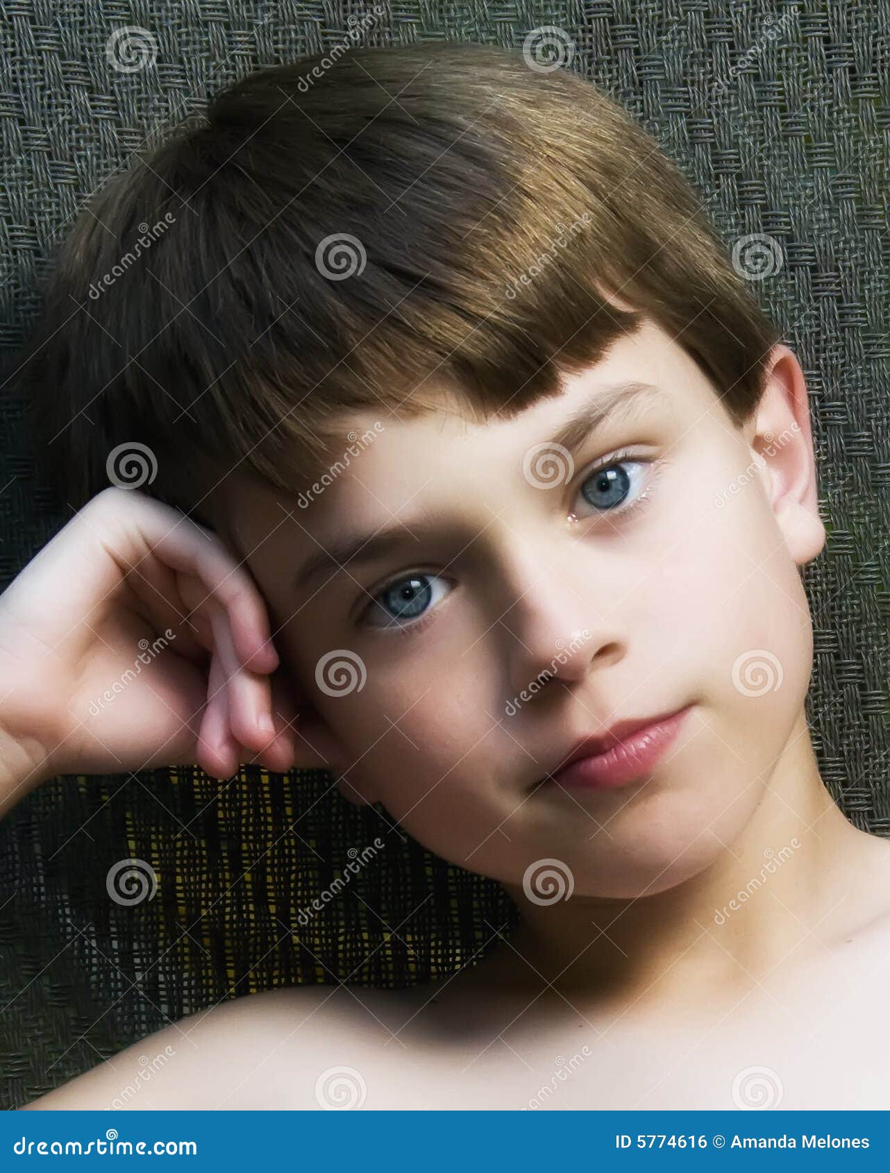 Un Ragazzo Con Gli Occhi Azzurri. Fotografia Stock - Immagine di ...