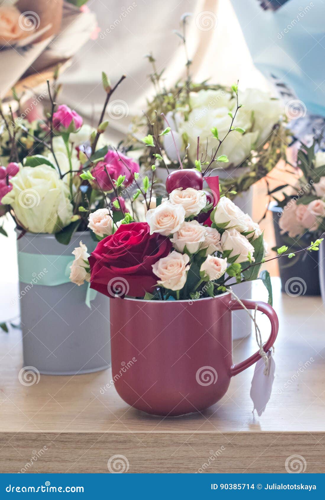 Un ramo de flores hermosas foto de archivo. Imagen de copia - 90385714