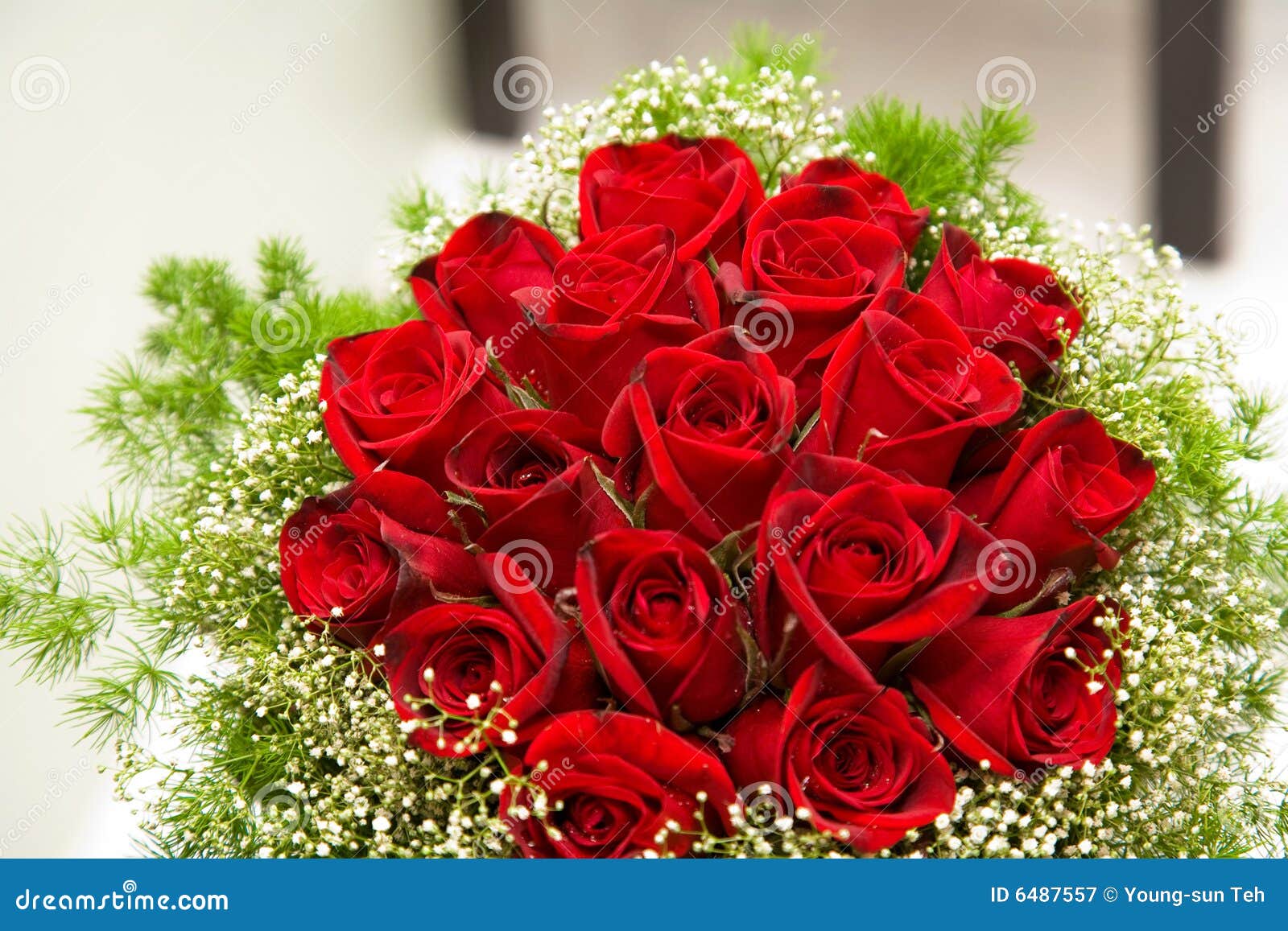 Un ramo de rosas rojas imagen de archivo. Imagen de cinta - 6487557