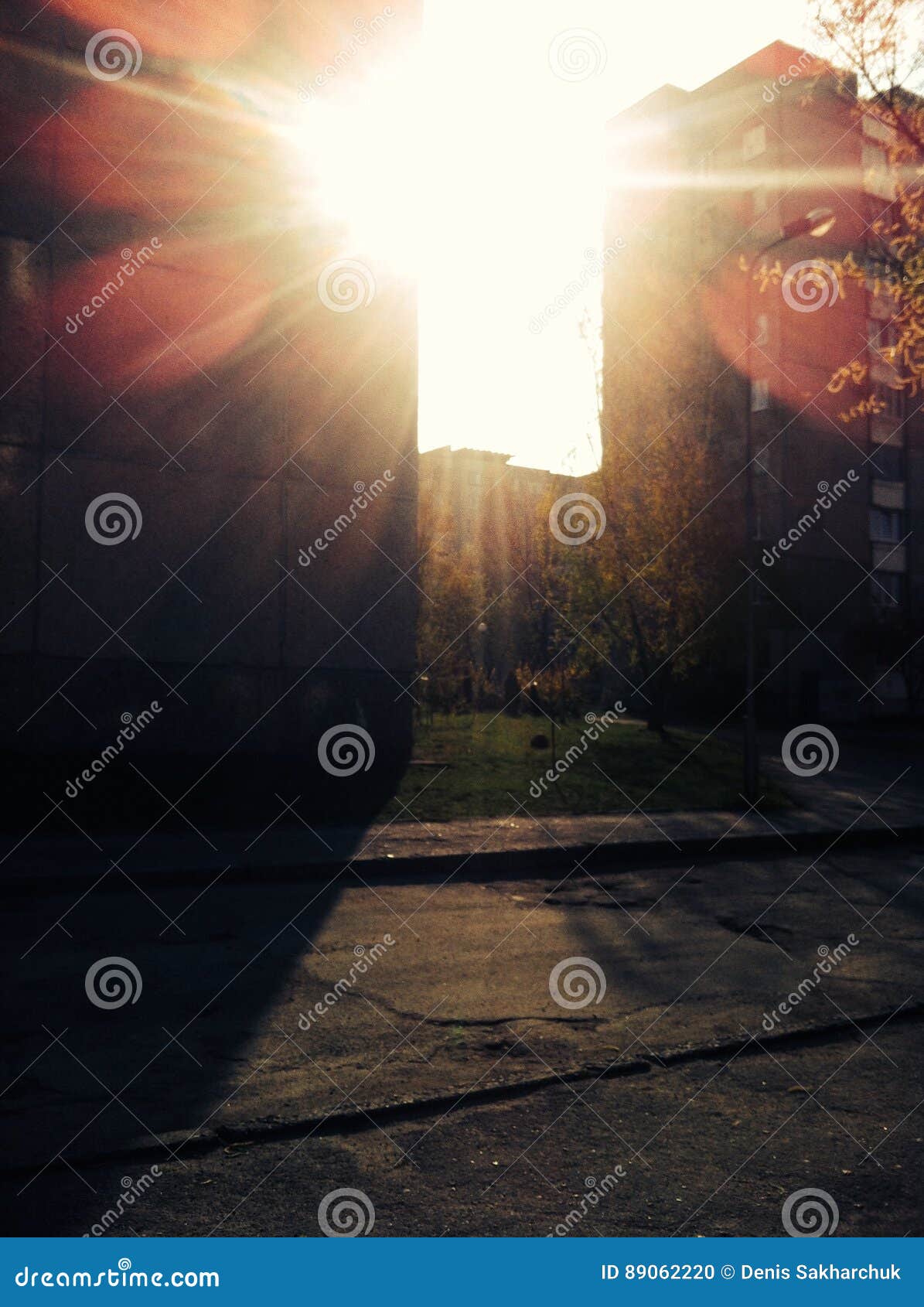 Un rayo de la luz foto de archivo. Imagen de rayo, casas - 89062220