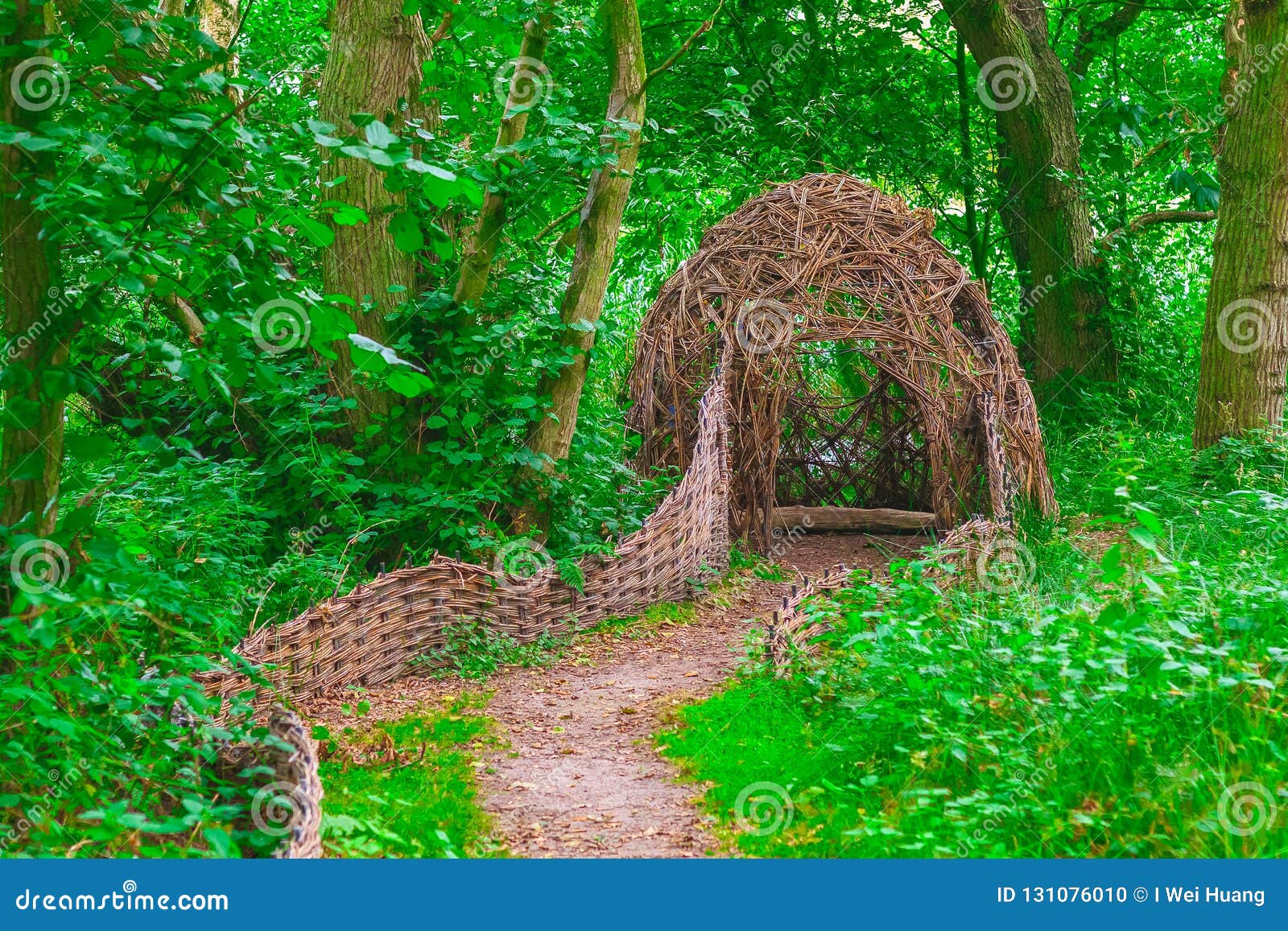 Un Refugio Primitivo En Una Madera Foto de archivo - Imagen de unido ...