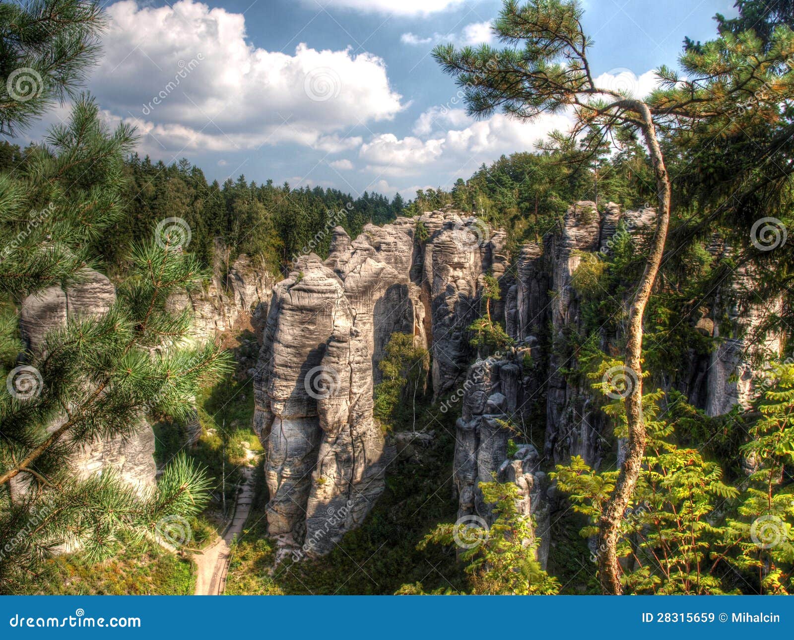 Un risco imagen de archivo. Imagen de roca, subida, risco - 28315659