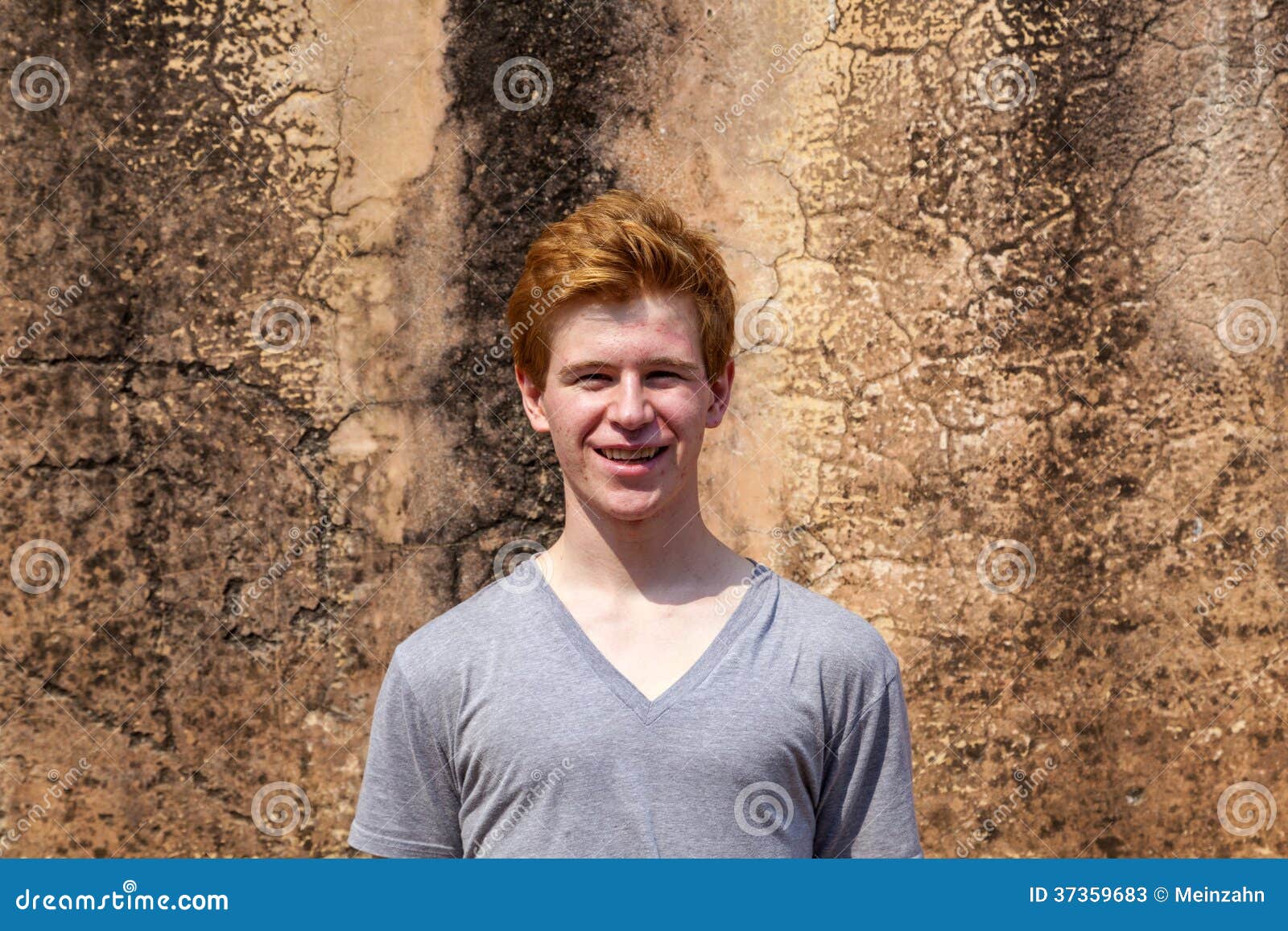 Un Ritratto Di 16 Anni Del Ragazzo Immagine Stock - Immagine di ...