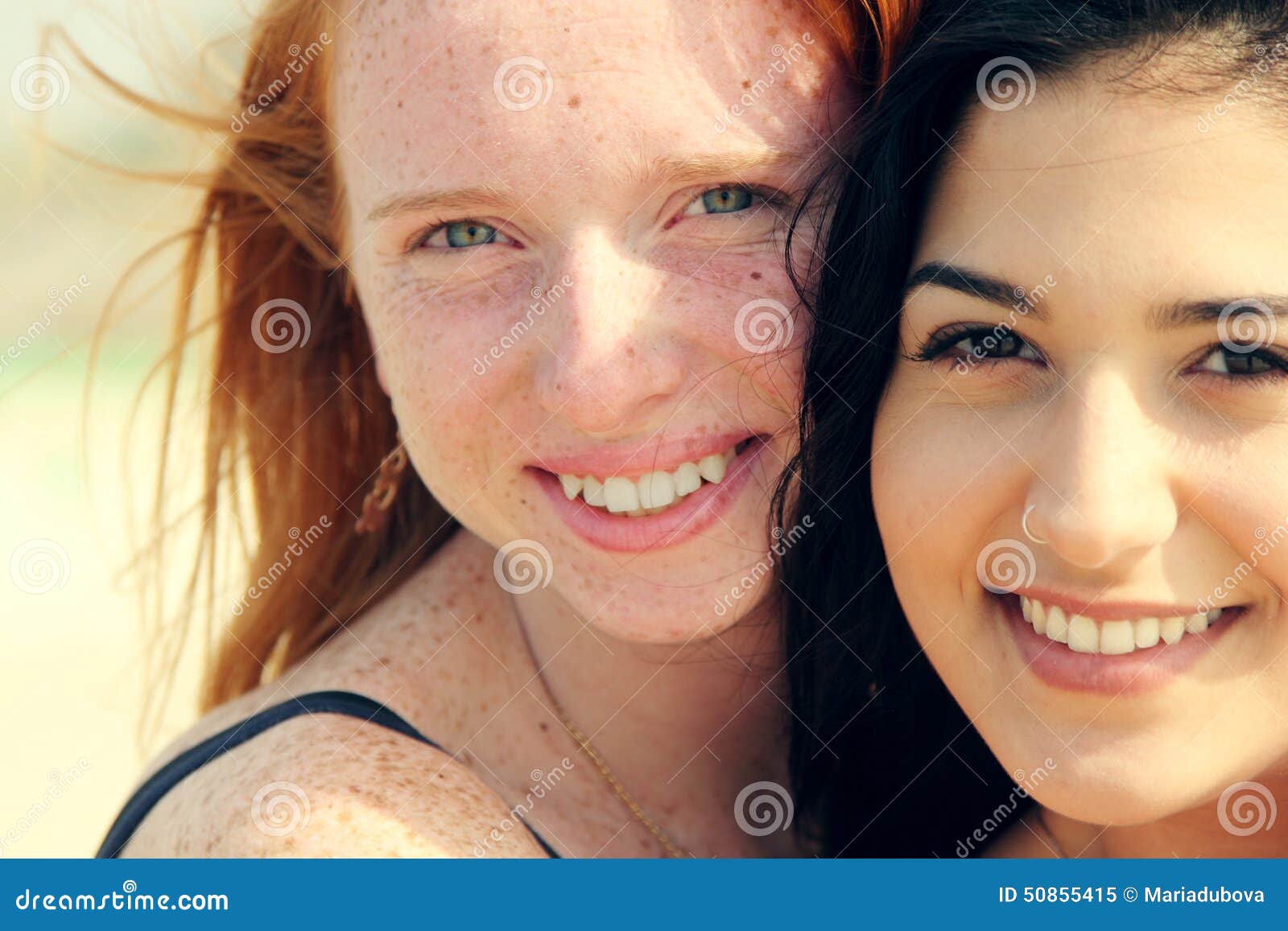 Un Ritratto Di Due Amiche Sorridenti Immagine Stock - Immagine di ...