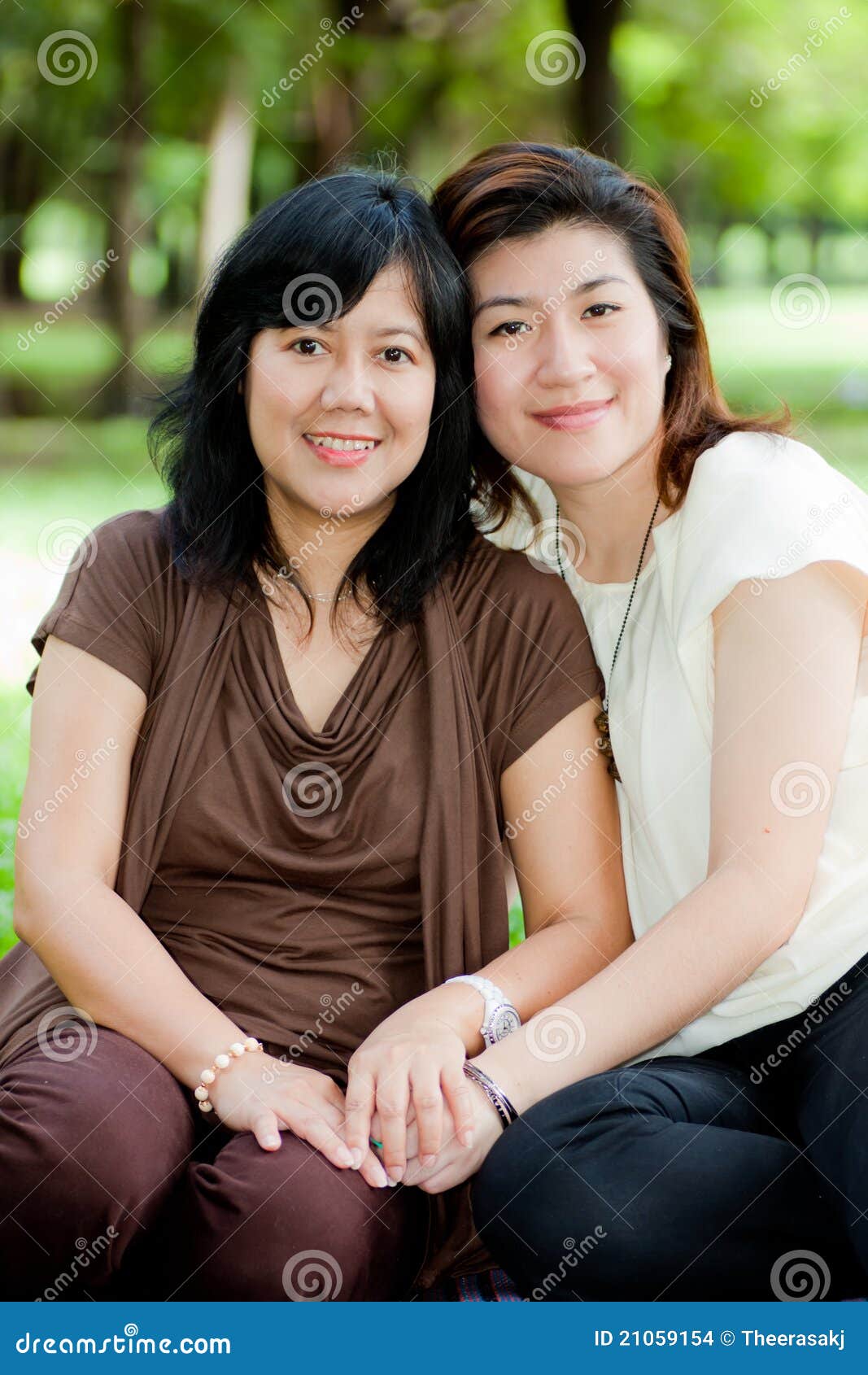 Un Ritratto Di Due Donne Asiatiche Fotografia Stock - Immagine di ...